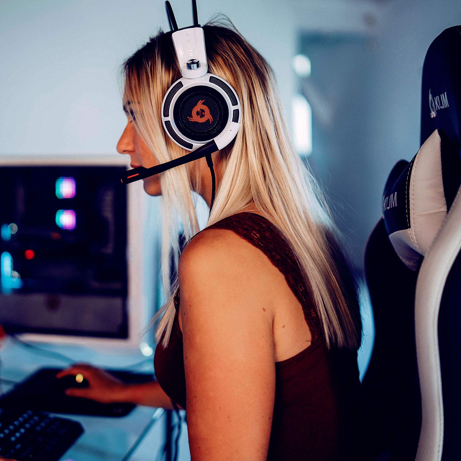 Klim Puma - USB Gamer Headset with Mic - 7.1 Surround Sound Audio - Integrated Vibrations - Perfect for PC and PS4 Gaming - New Version - White