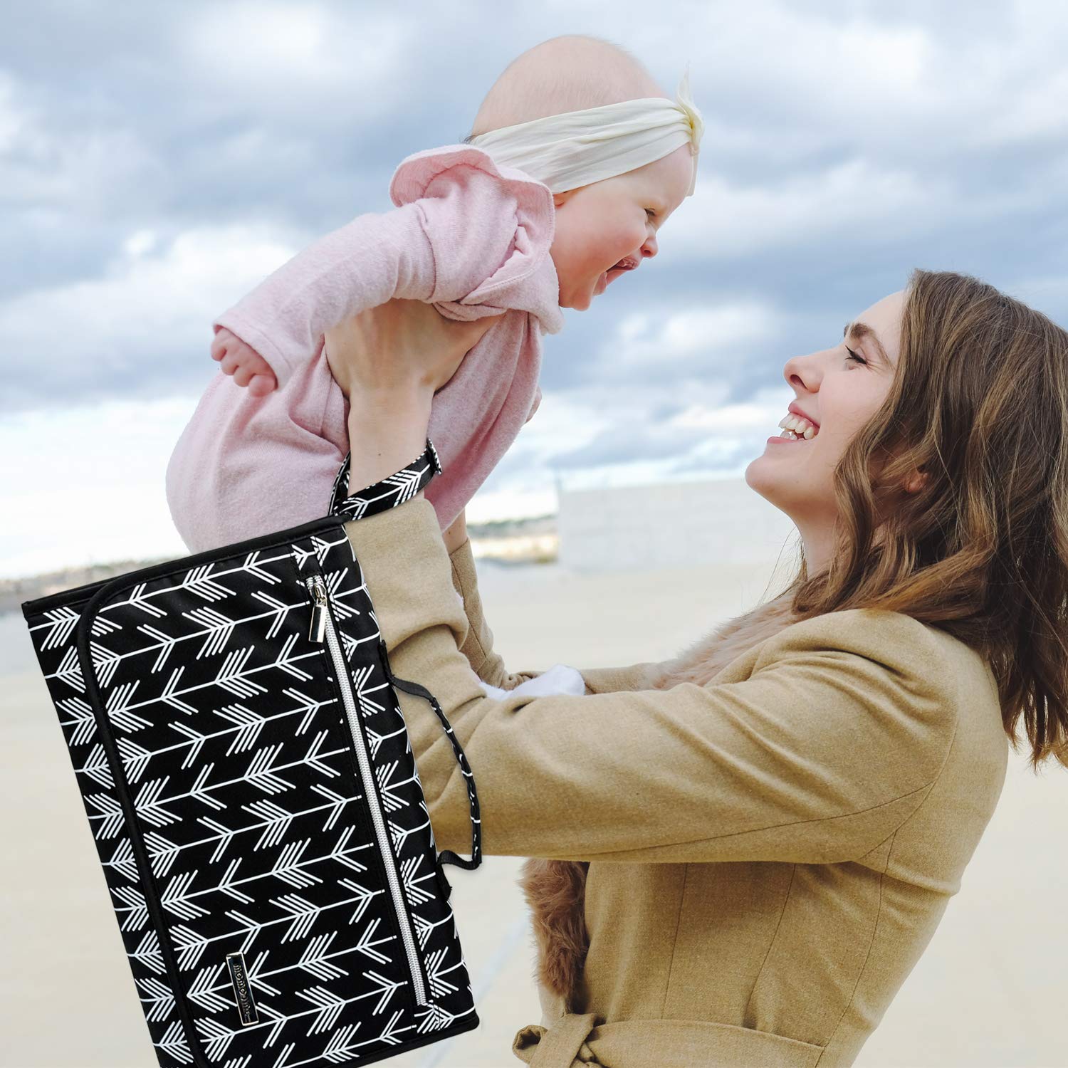 Momojing Portable Diaper Changing Pad, Waterproof Portable Changing Mat Travel Changing Station Build-in Memory Head Cushion Pillow-Black
