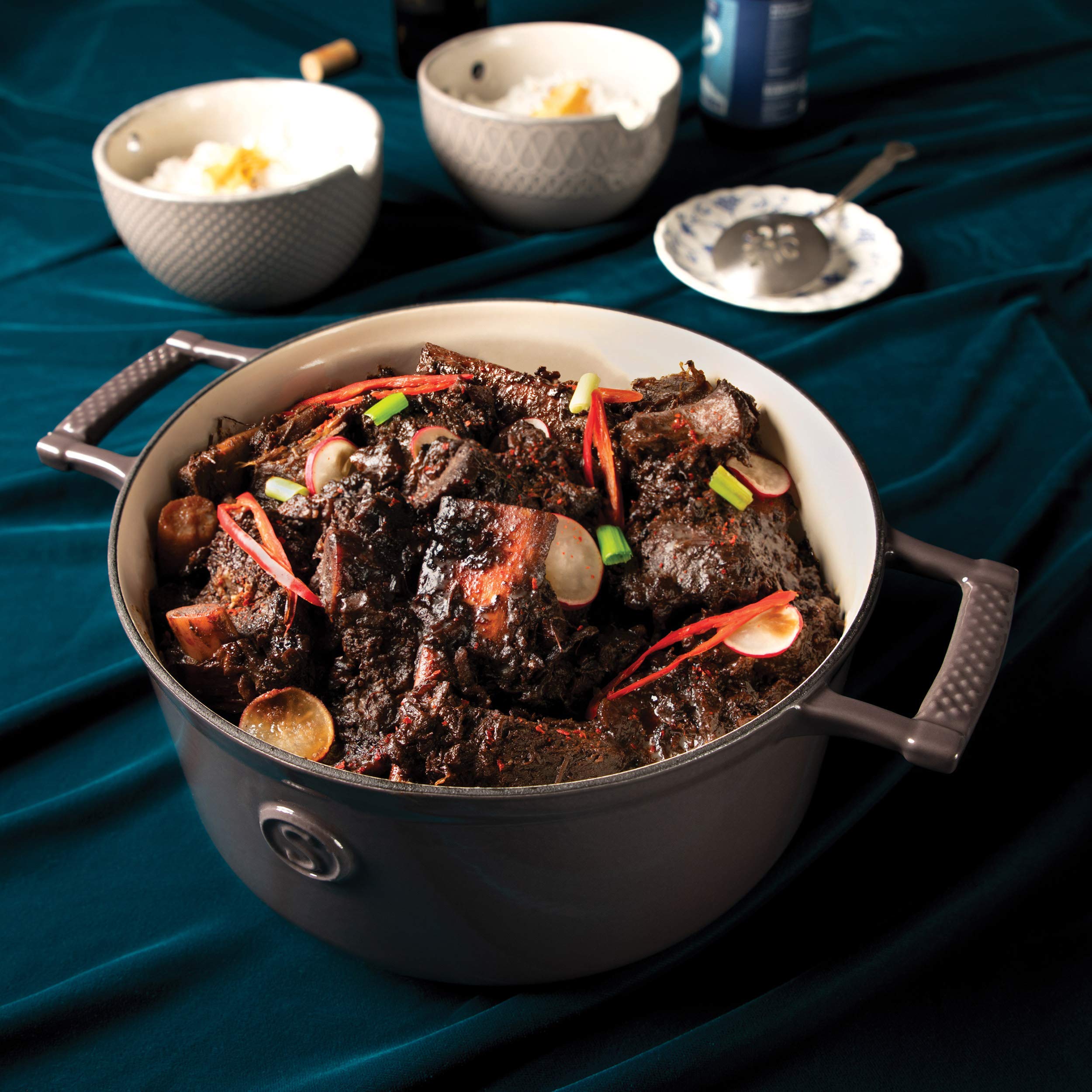 SAVEUR SELECTS Enameled Cast Iron Casserole, 5-Quart Dutch Oven with Double-walled Stainless Steel Lid, Rabbit Grey, Voyage Series