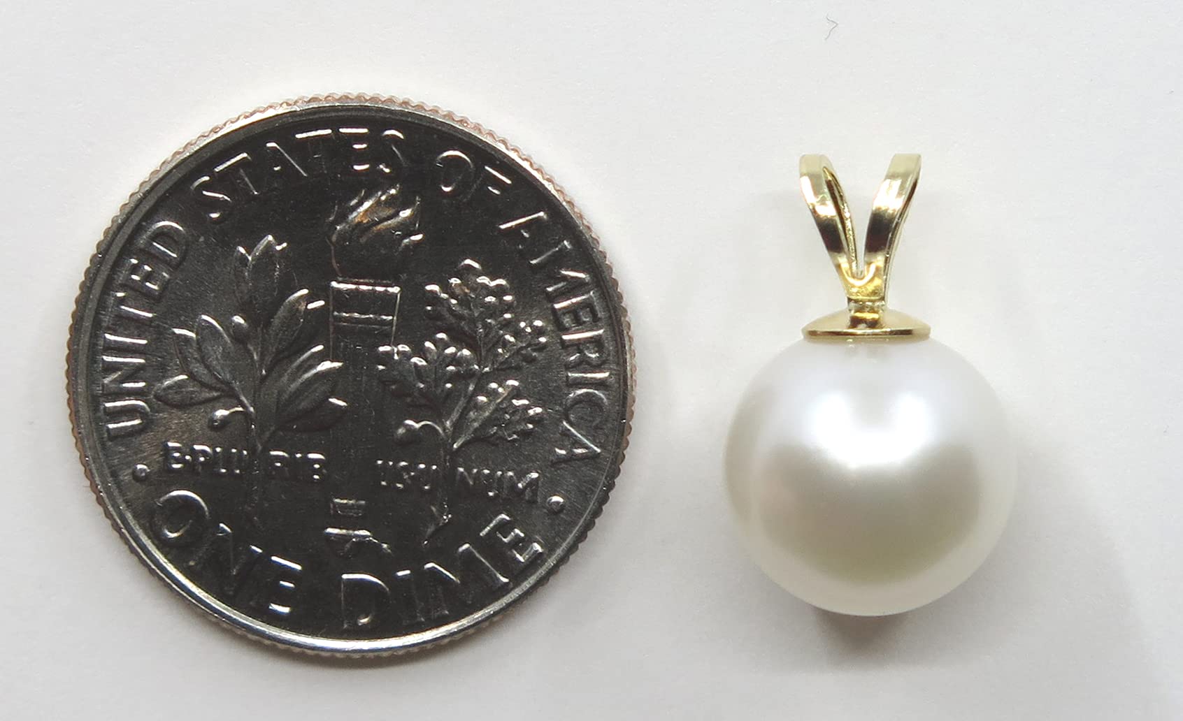 KWM 14K Yellow Gold 9 millimeter AAA Freshwater Cultured Pearl Pendant