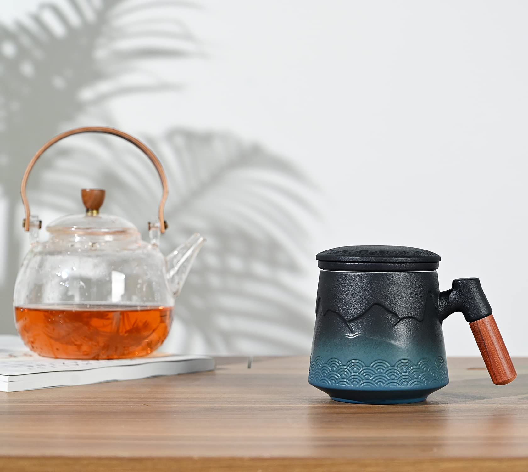 NCQIXIAO Tea Cup with Infuser and Lid, Gradual Mountain and Spray Tea Mug Cups with Infuser, Wood Handle Ceramic Coffee Mug with Lid Tea 430ml/14.50 OZ (Gradient Blue)
