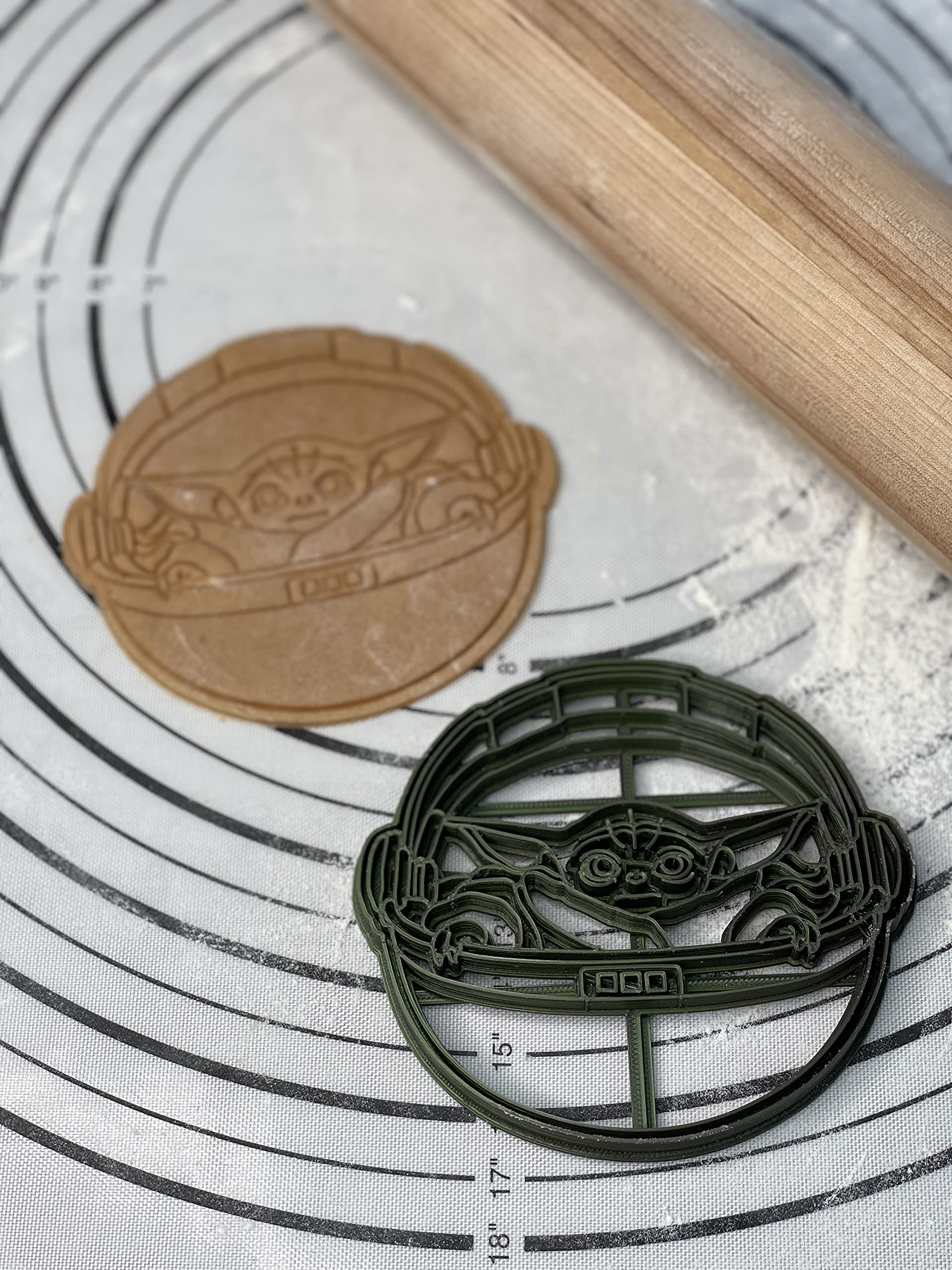 Premium Star Wars Exclusive The Mandalorian The Child in Hovering Pram Baby Yoda Grogu in a Stroller Cookie Cutter Mold 4.5-Inch-Scale Produced by 3D Kitchen Art