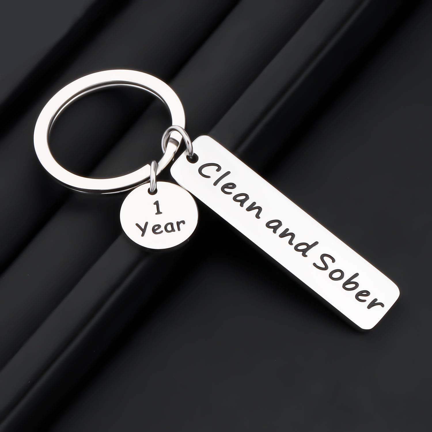 MAOFAED Sobriety Anniversary Keychain Sobriety Gift AA NA Recovery Jewelry Clean And Sober Encouragement Gift (clean sober 1year)