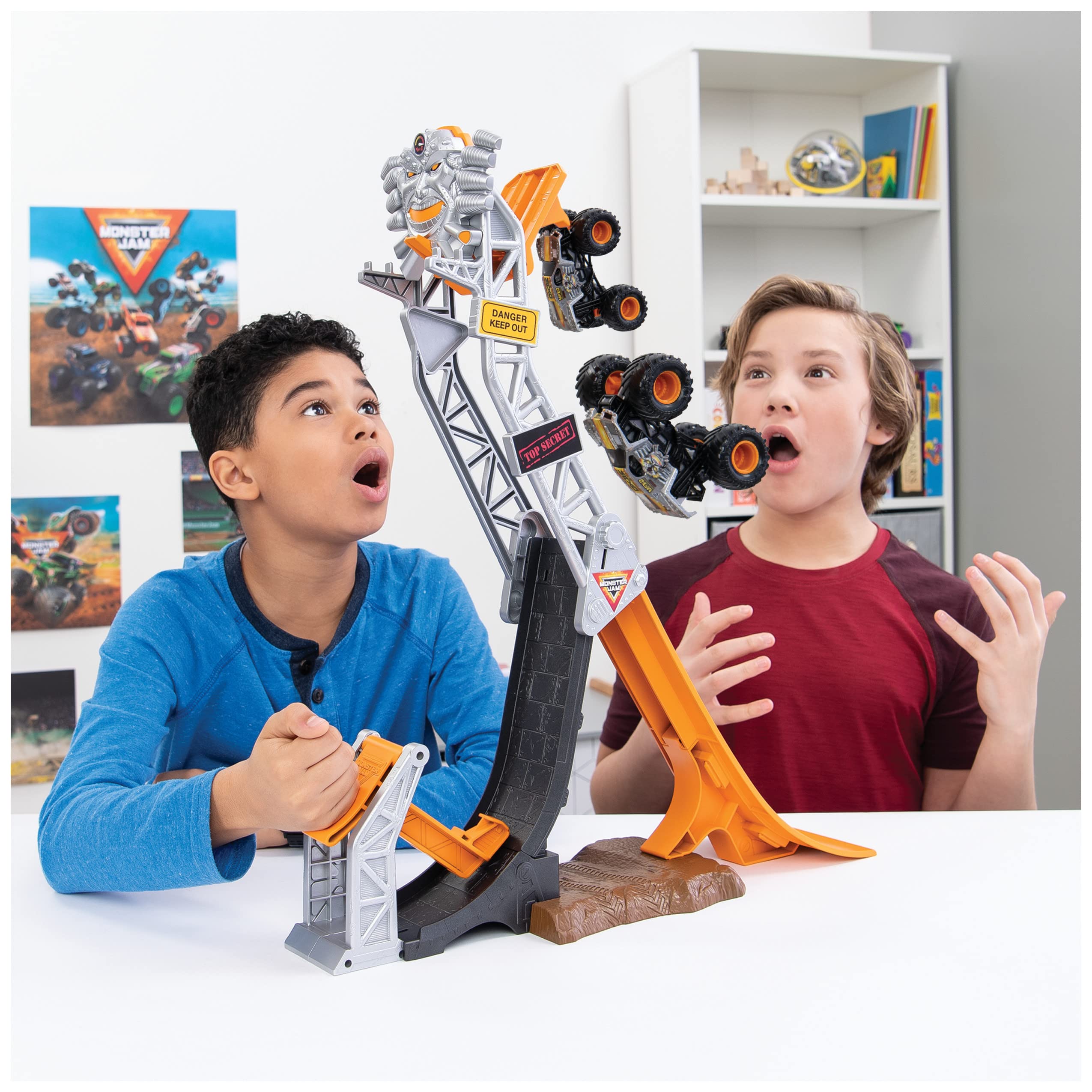 Monster Jam, Official Max-D Break Free Playset with Exclusive 1:64 Scale Max-D Die-Cast Monster Truck
