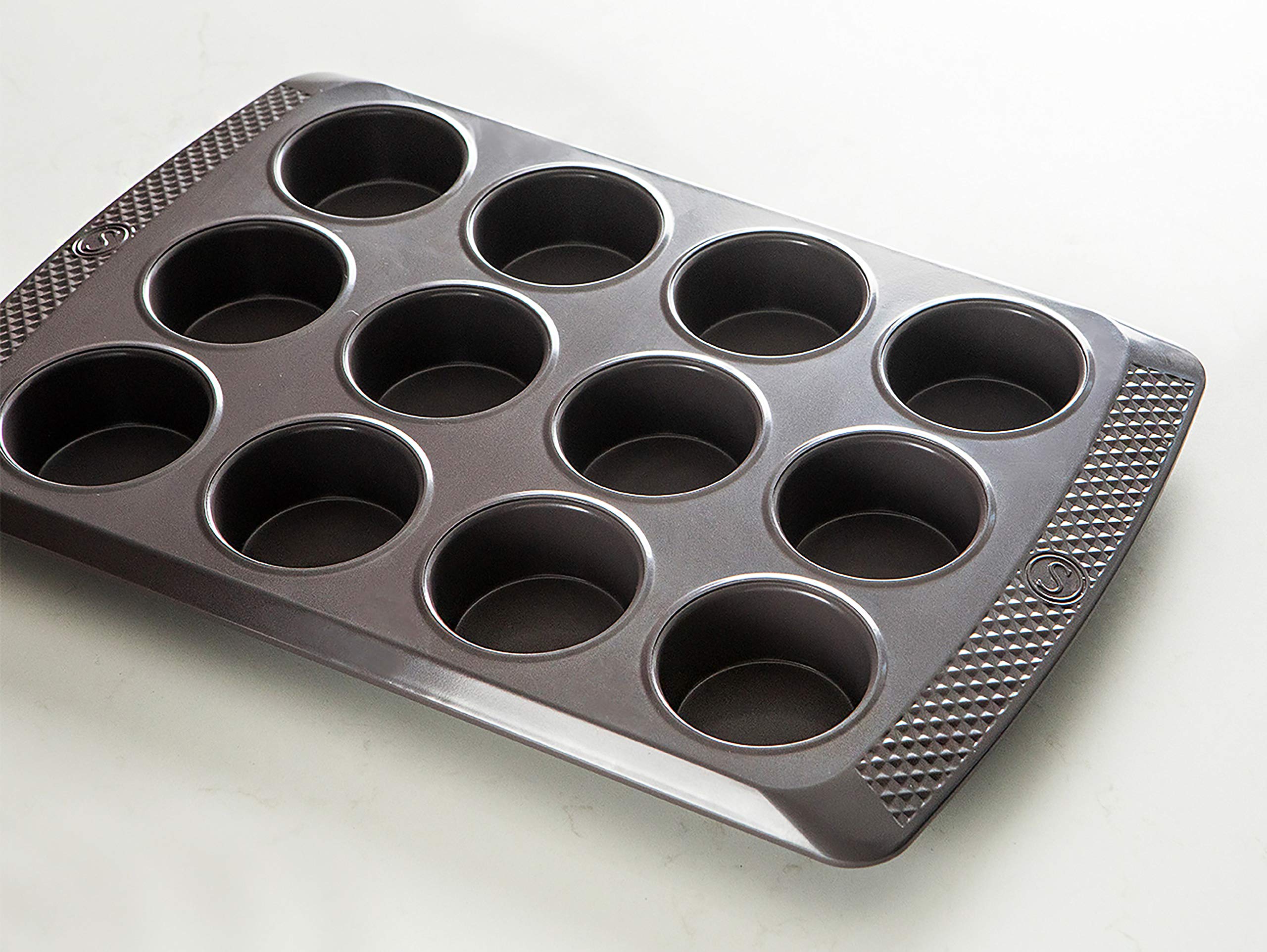 SAVEUR SELECTS 12-Cup Muffin Pan, Non-stick, Warp-resistant Carbon Steel, Dishwasher Safe, Artisan Bakeware Series