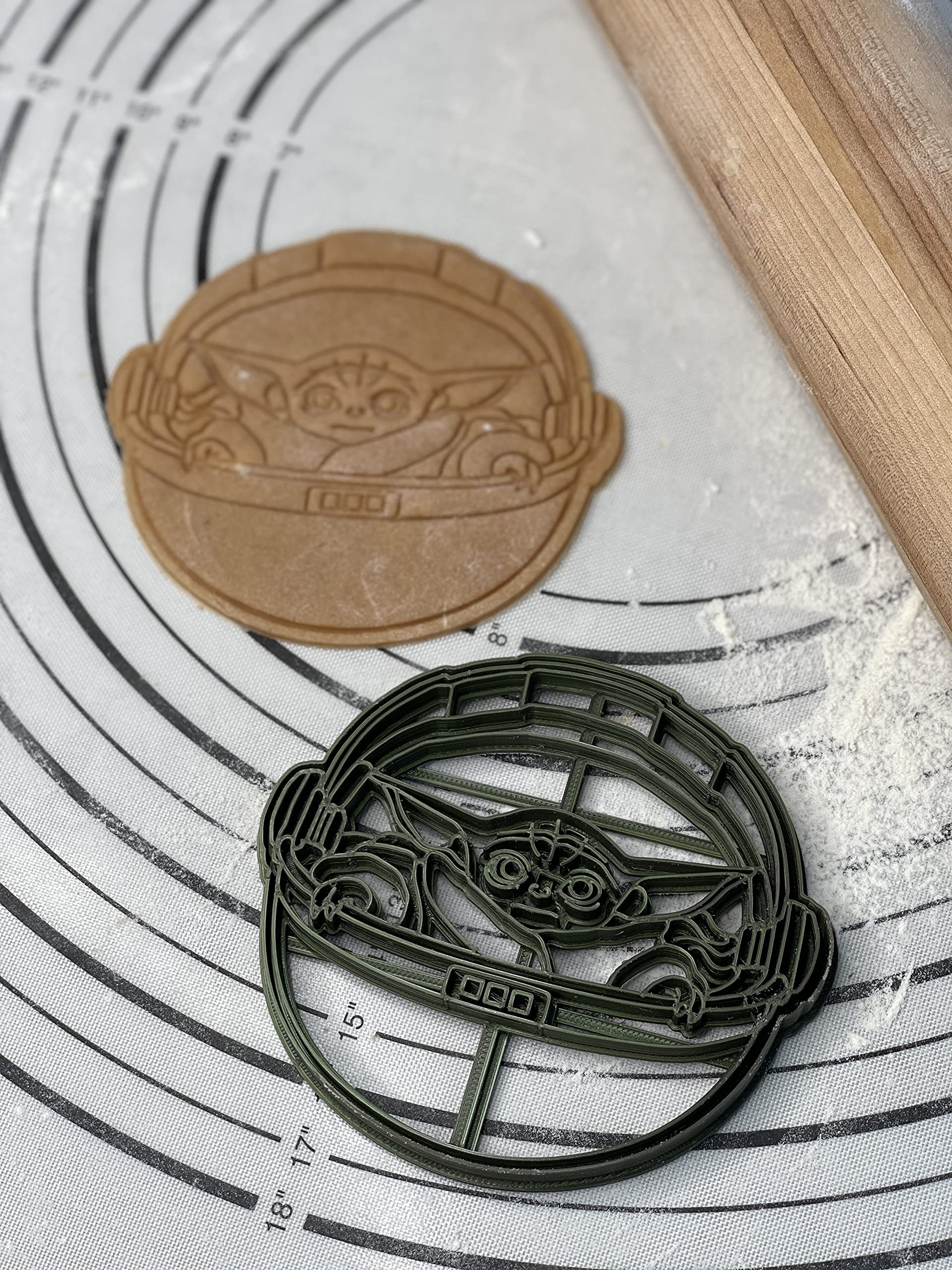 Premium Star Wars Exclusive The Mandalorian The Child in Hovering Pram Baby Yoda Grogu in a Stroller Cookie Cutter Mold 4.5-Inch-Scale Produced by 3D Kitchen Art