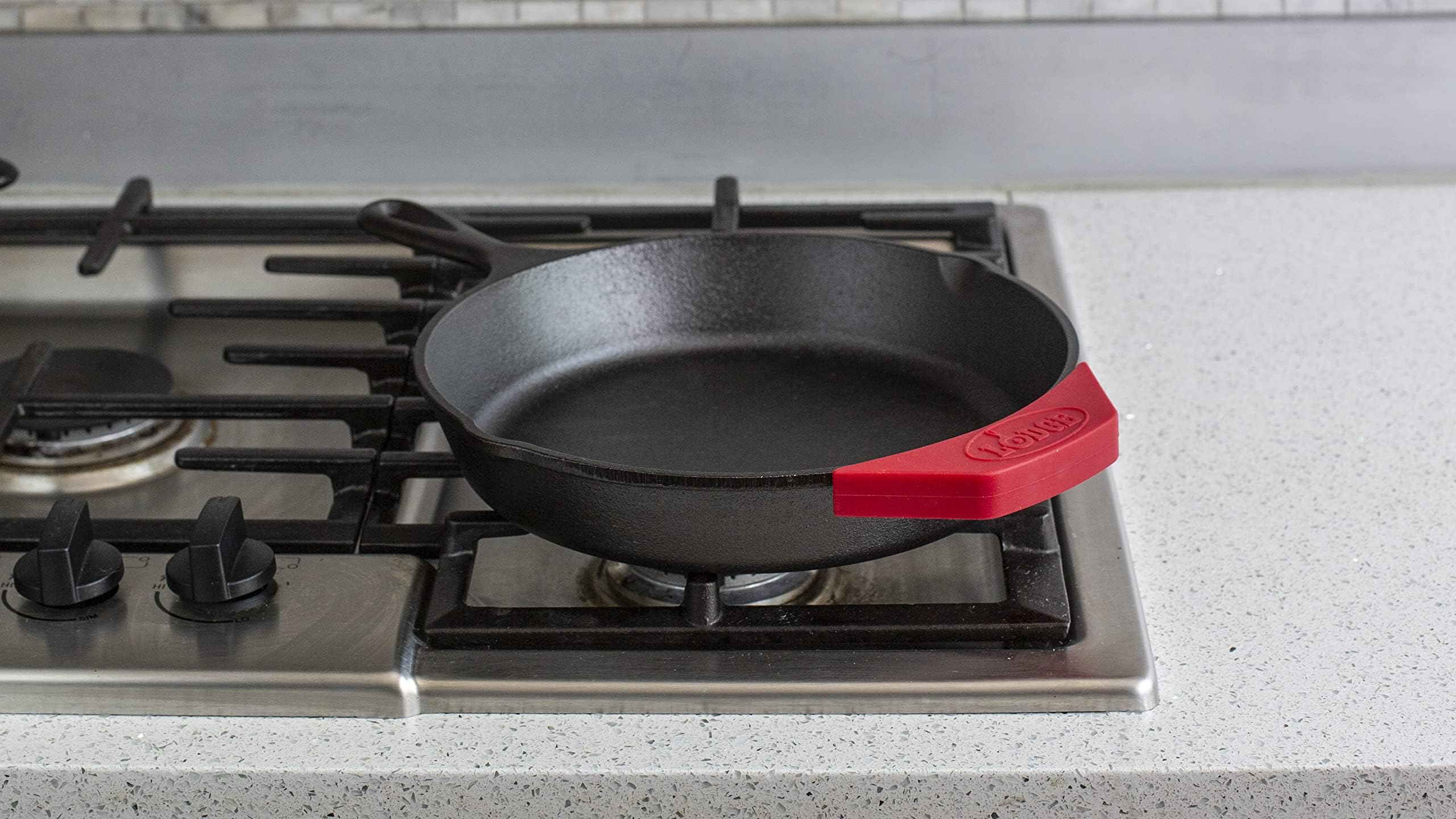 Lodge L8DOLKPLT Cast Iron Dutch Oven with Dual Handles, Pre-Seasoned, 5-Quart,Black