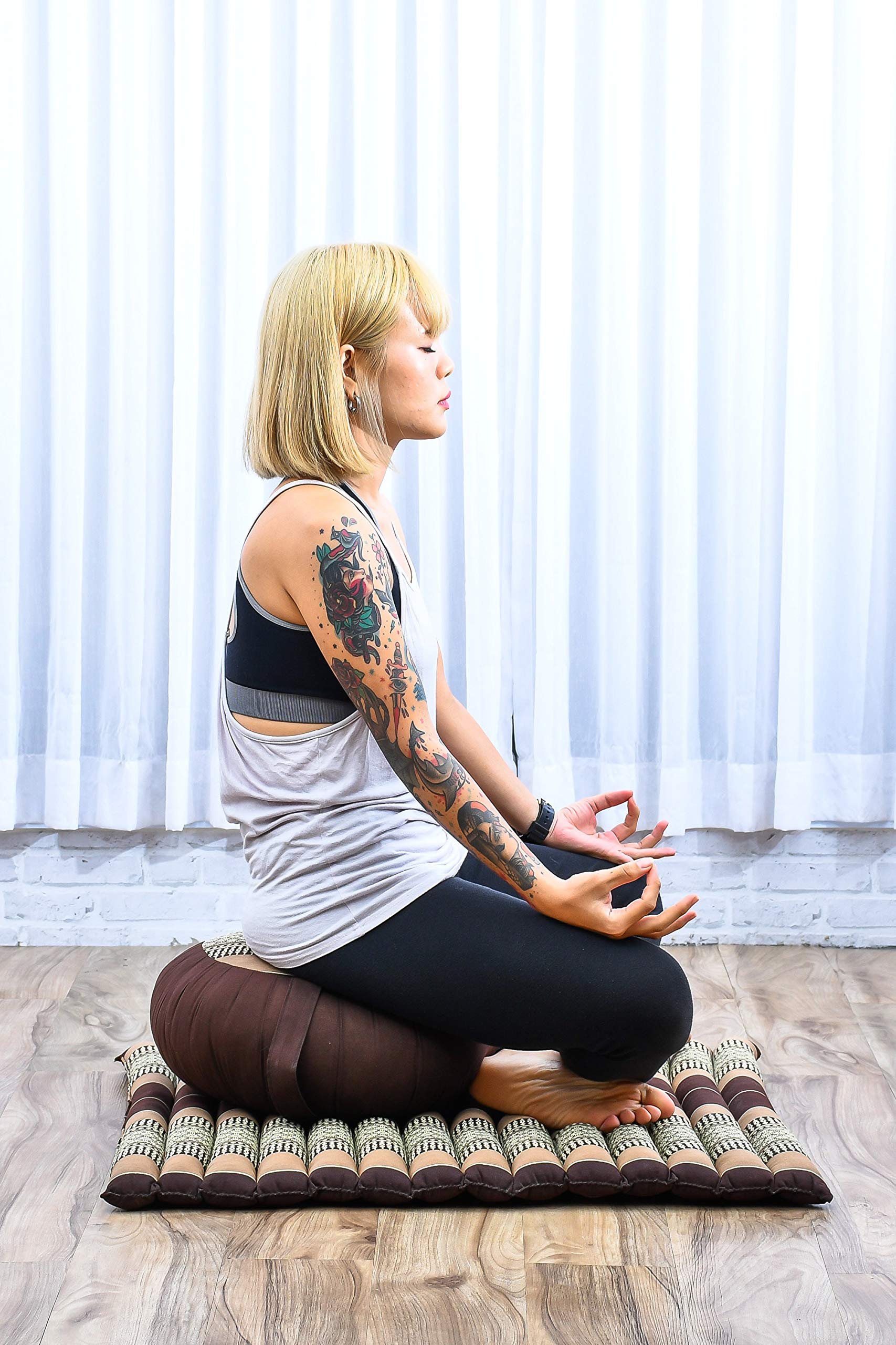 Leewadee Meditation Cushion Set – 1 Round Zafu Yoga Pillow and 1 Square Roll-Up Zabuton Mat Filled with Eco-Friendly Kapok, Brown