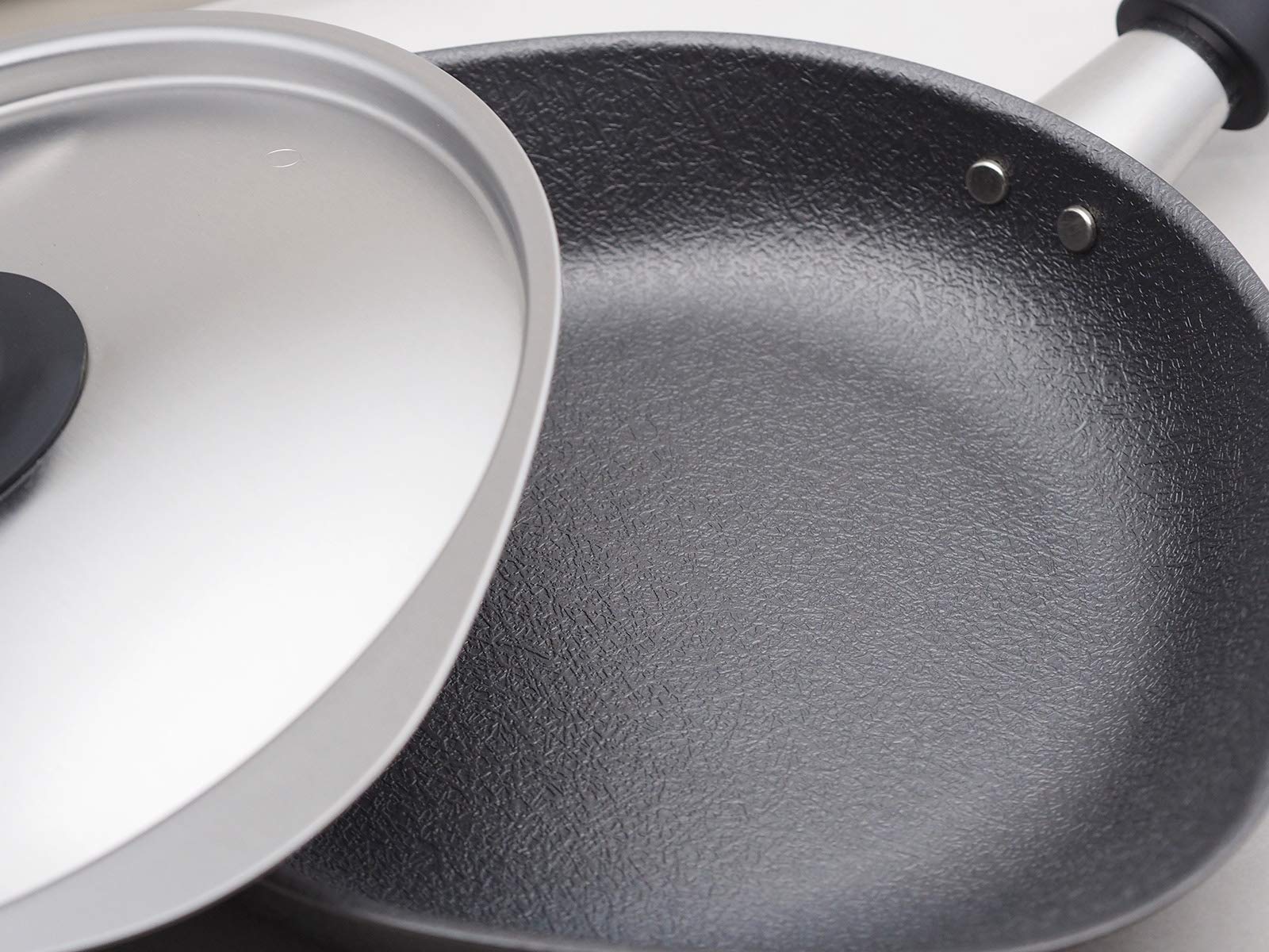 Sori Yanagi Iron Frying Pan, Made in Japan, 9.8 inches (25 cm), Double Fiber Line Nitride Treatment, Includes Lid, Induction Compatible