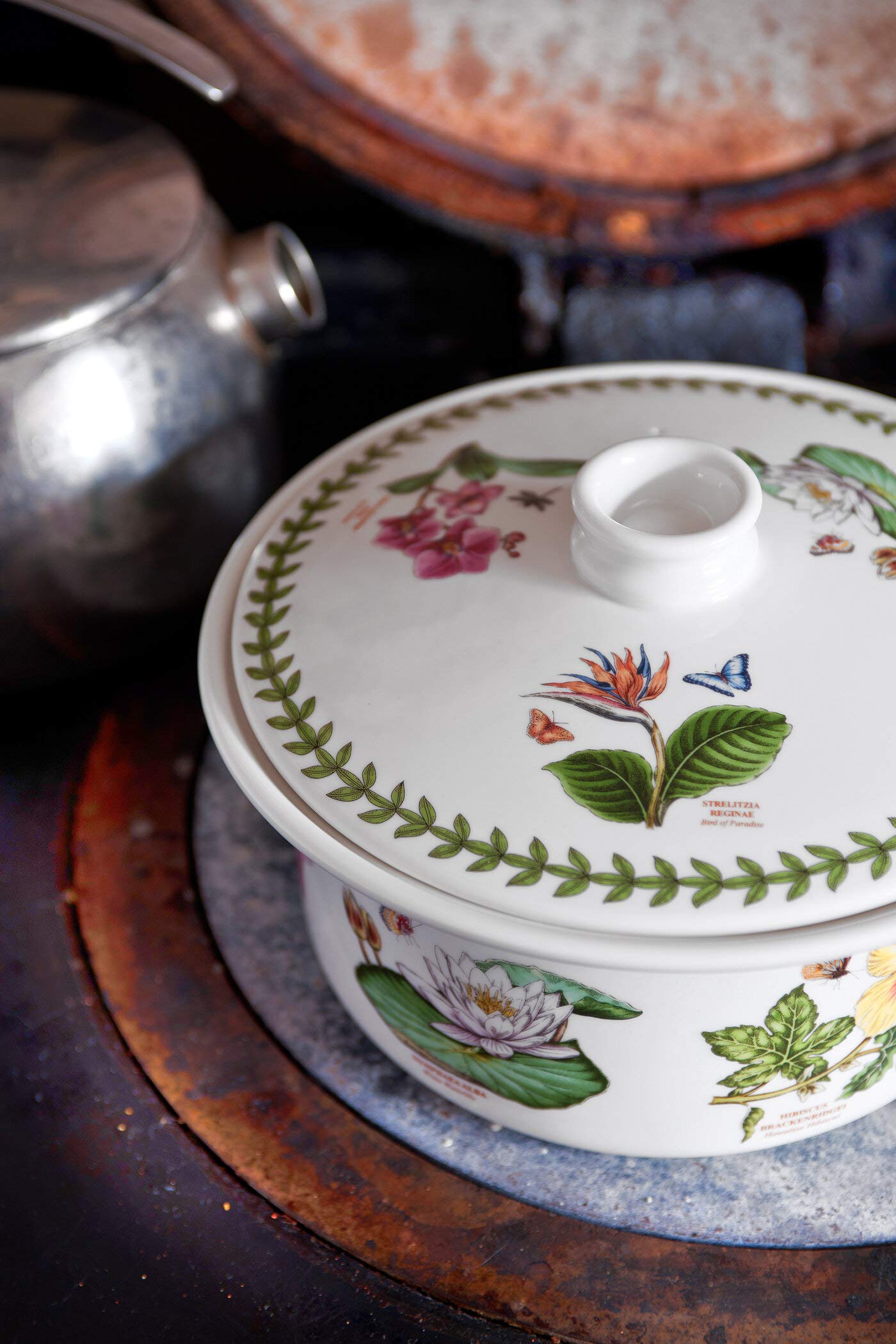 Portmeirion Botanic Garden Covered Casserole | 3 Pint Casserole Dish with Sweet Pea Motif | Made from Porcelain | Oven, Dishwasher, and Microwave Safe