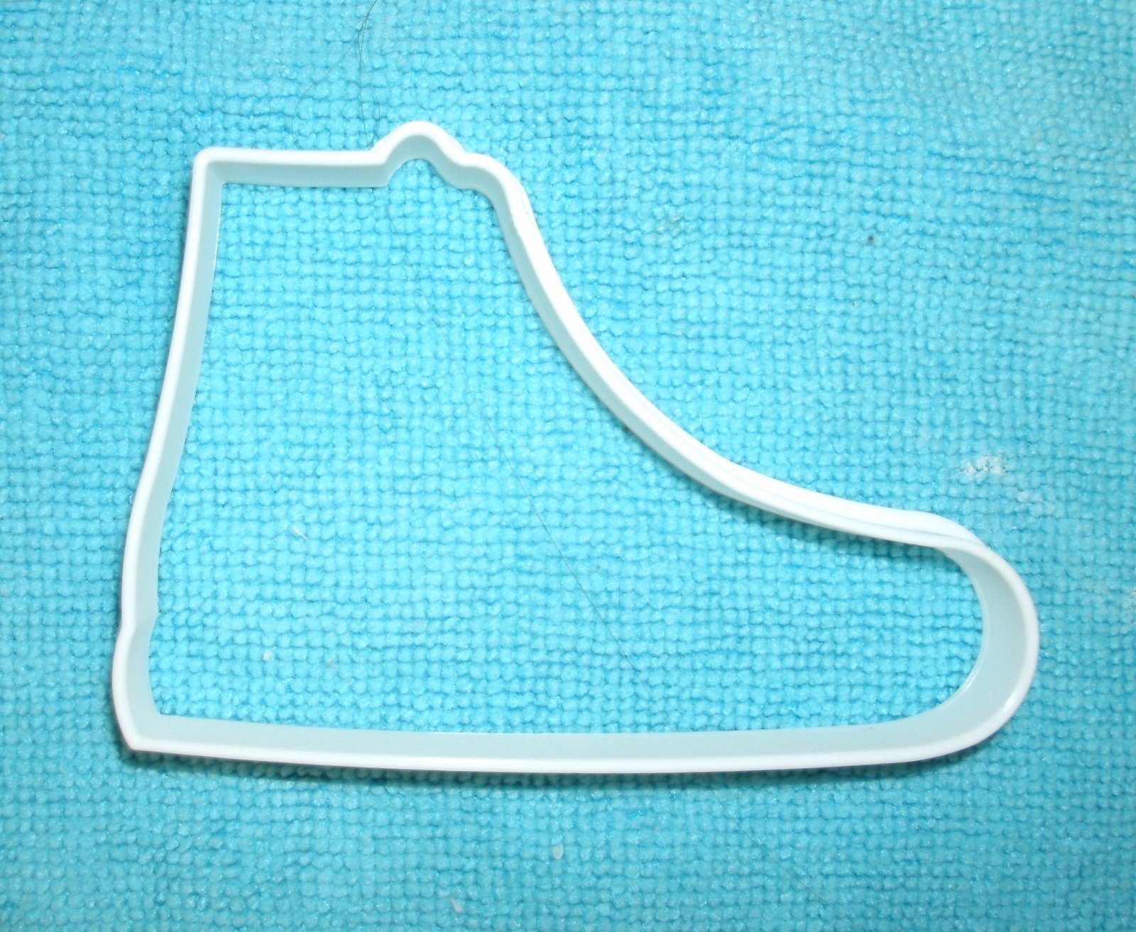 SHOES OUTLINE SNEAKERS SKATING SPORTS COOKIE CUTTER BAKING TOOL USA PR668