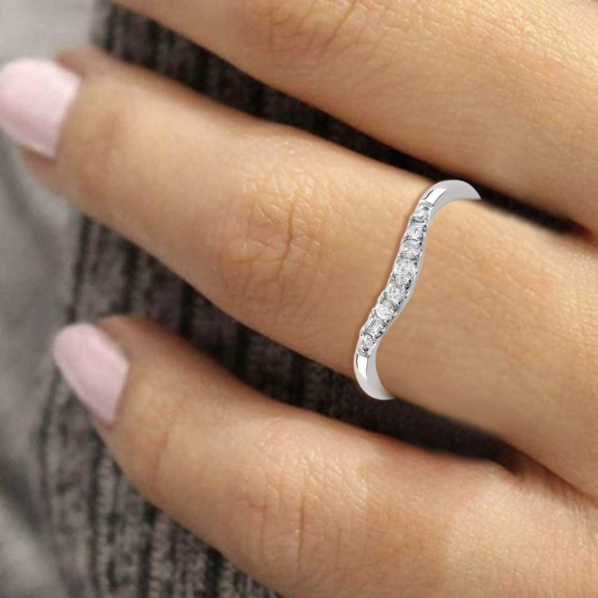 La4ve Diamonds 1/7 Carat Diamond, Pave-Set 14kt White Gold Baguette & Round Diamond Curved Wedding Band Ring (H-I, SI2-I1)