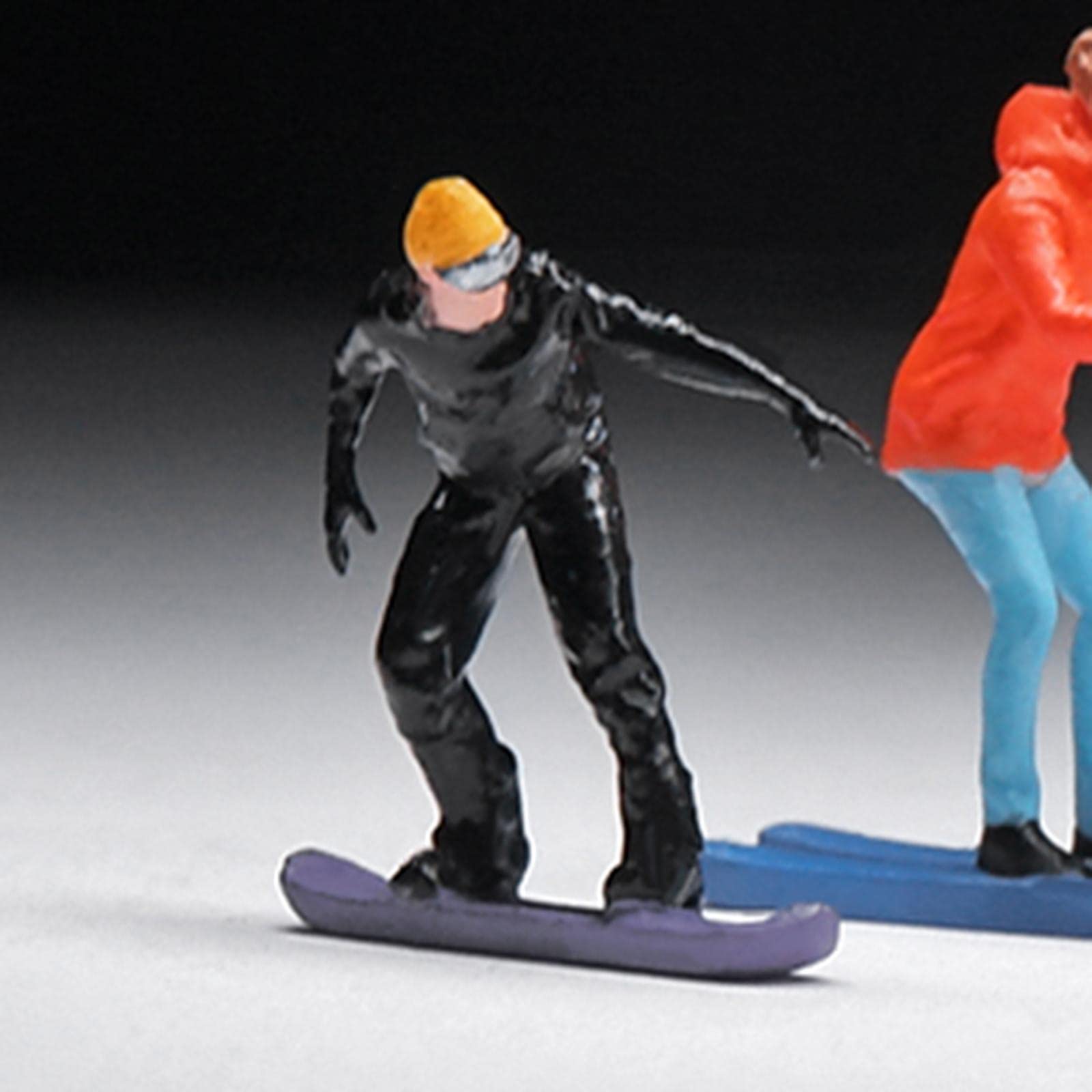 Vaveren 1/64 Scale Skiing Model People Figures Realistic Figures Tiny People Skier Figures Ornament for DIY Scene Diorama DIY Projects Layout Decor, Black