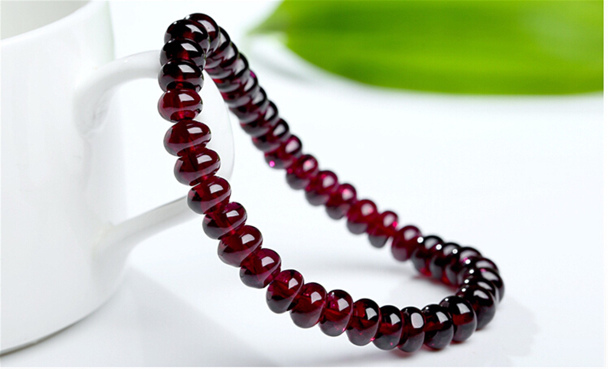 LiZiFang Wholesale 6mm-8mm Genuine Natural Garnet Gemstone Crystal Bead Bracelet (6mm)