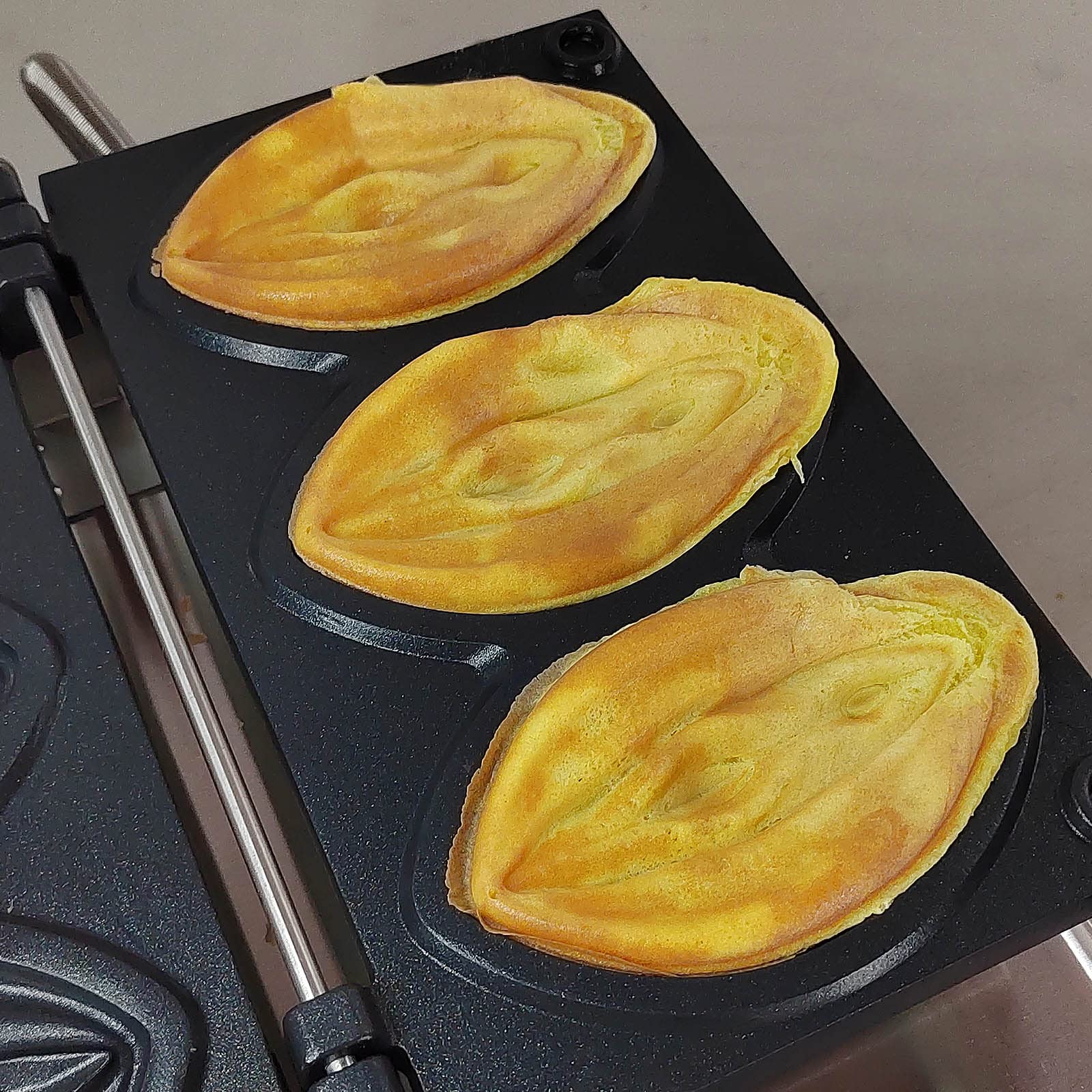 Vaseni Commercial Abalone Shape Waffle Maker Machine, 3 PCS Strange Shaped Electric Vagina Waffle Machine, Hot Dog Baker Maker, Strange Waffle Iron Non-Stick Inner, Temperature Control
