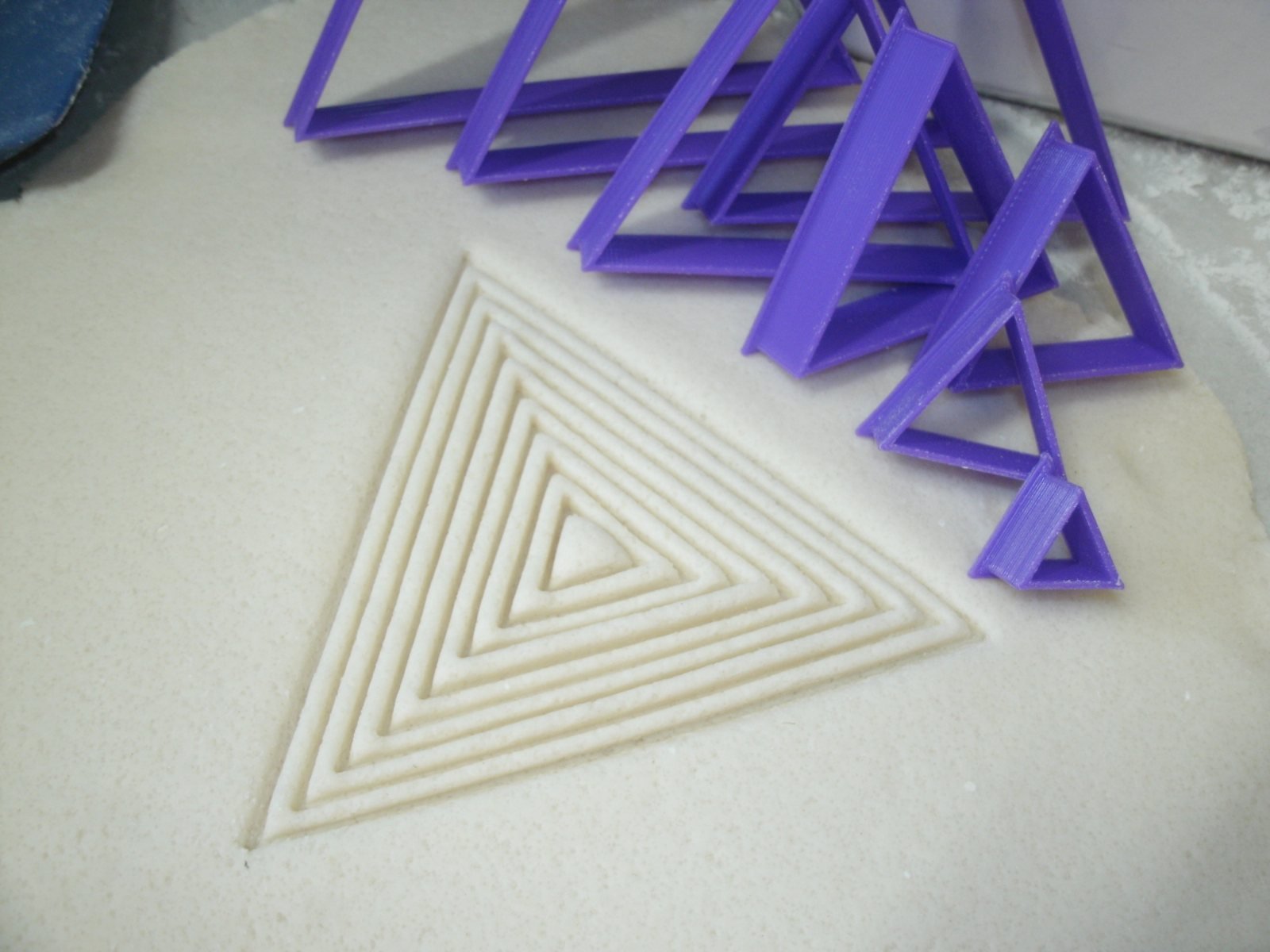 TRIANGLE SHAPE FRAME SET OF 8 SIZE COOKIE CUTTERS USA PR756