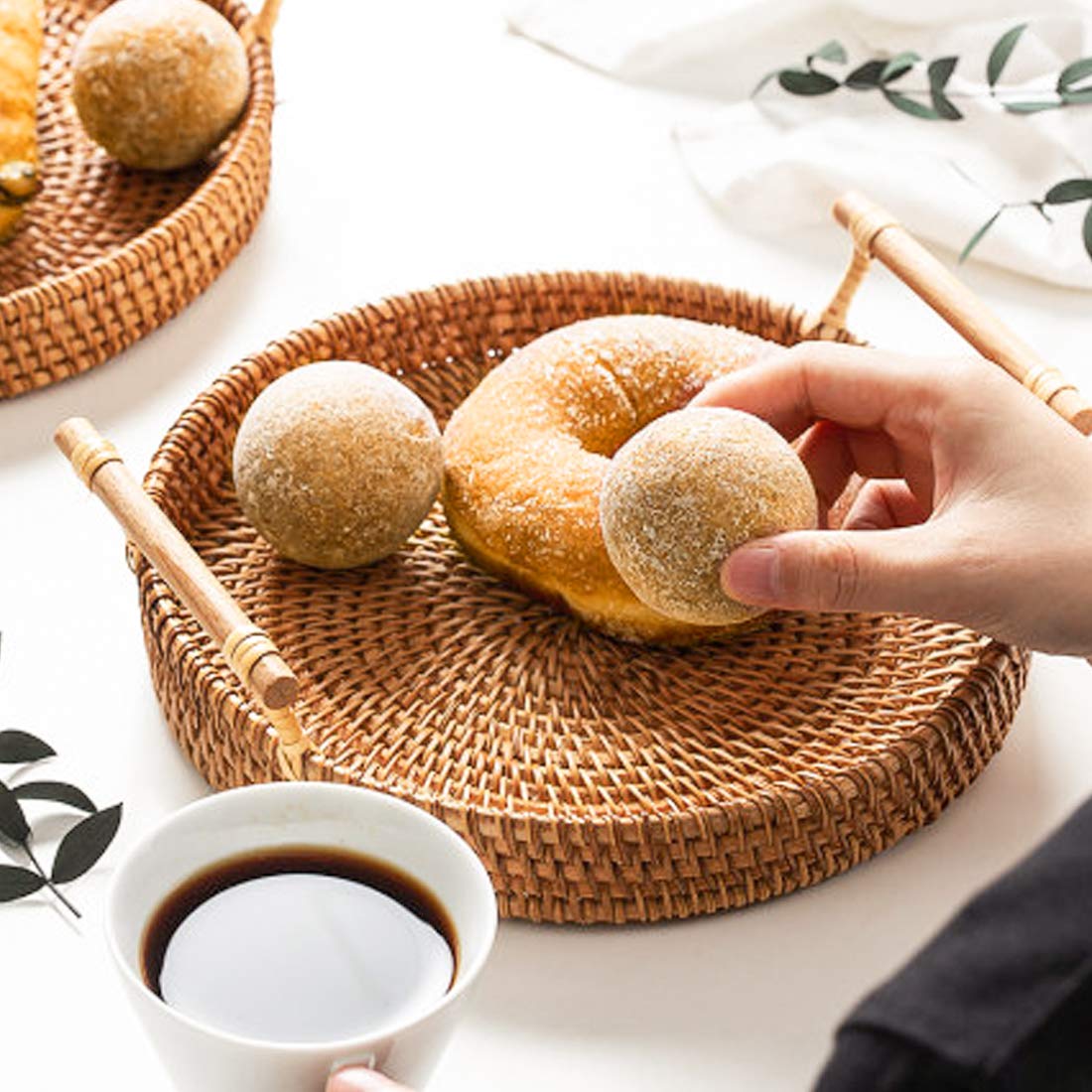 Rattan Round Serving Tray, 2 Size Hand-Woven Rattan Tray Serving Tray with Handles, Wicker Tray Basket Tray for Bread Fruit Food Coffee Breakfast Display