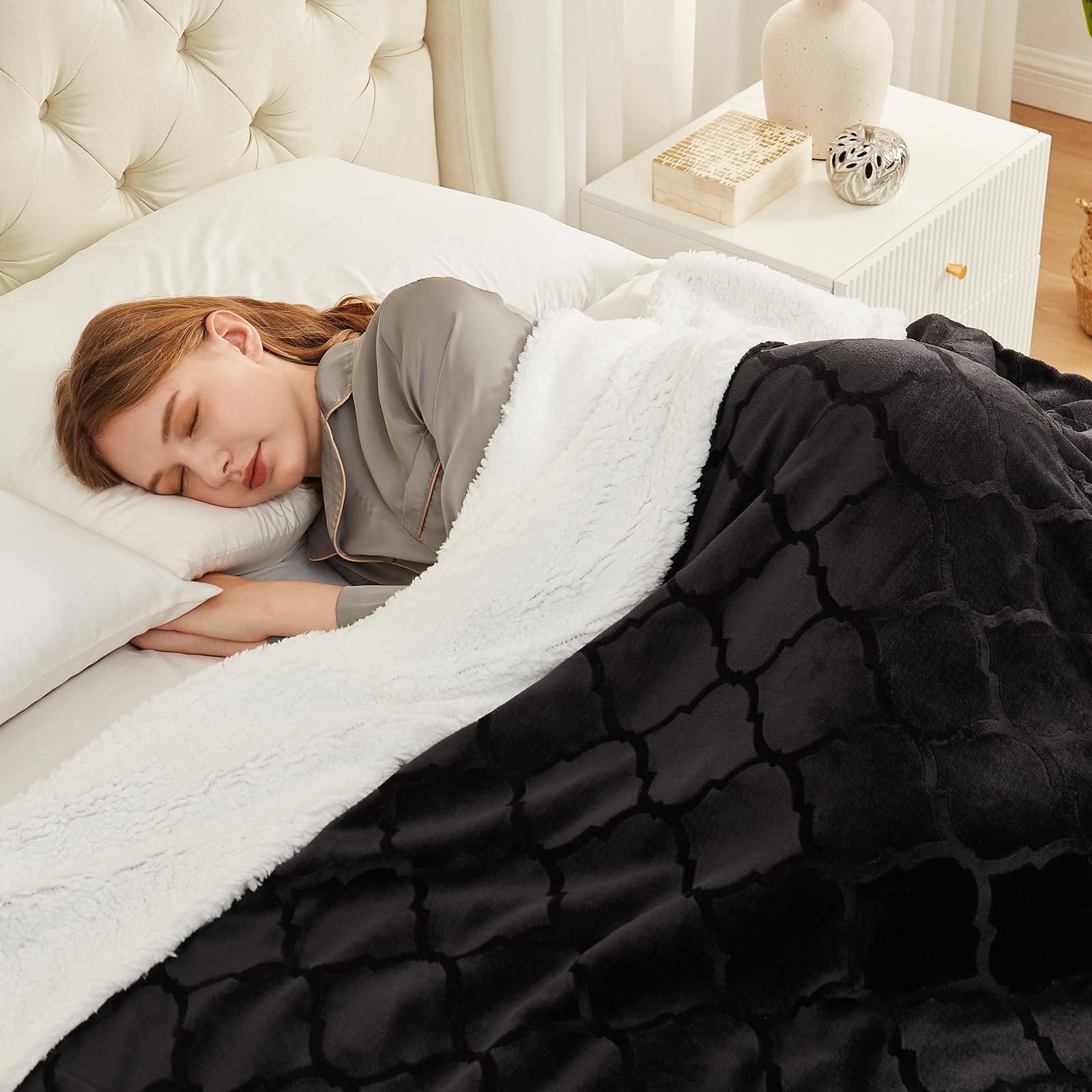 L'AGRATY Sherpa Throw Blanket - Fleece Fluffy Warm Blanket for Couch - 50''x60'' Double Reversible Thick Plush Blanket for Bed - Fuzzy Throw Plaid Checkerboard Blanket for Sofa (Red - Black)