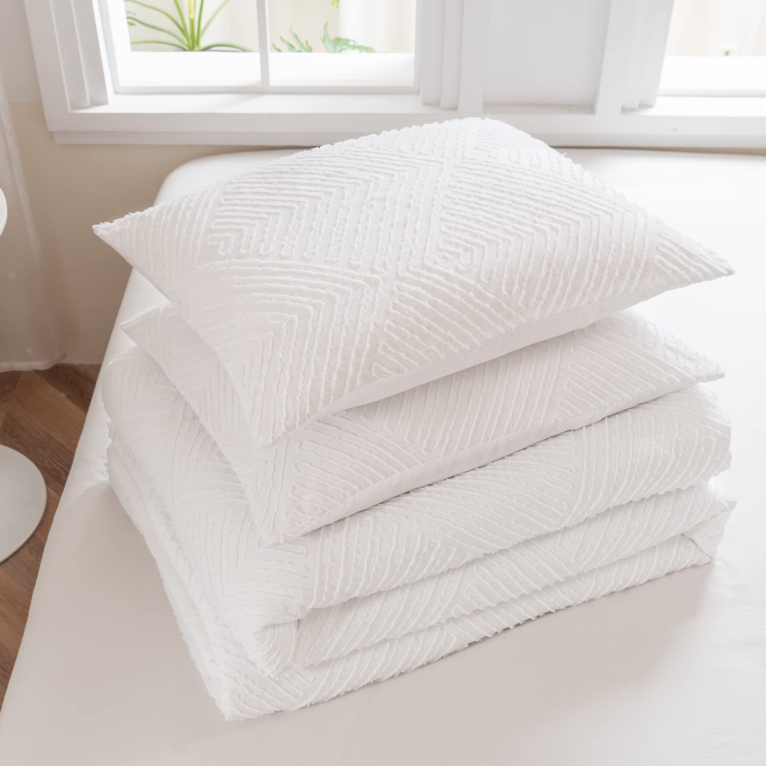 LAVACHEY Queen Comforter Set, White Boho Bedding Comforter Sets Extra Fluffy, Tufted Design Bed Comforter 3 Pieces (1 Comforter, 2 Pillowcases)