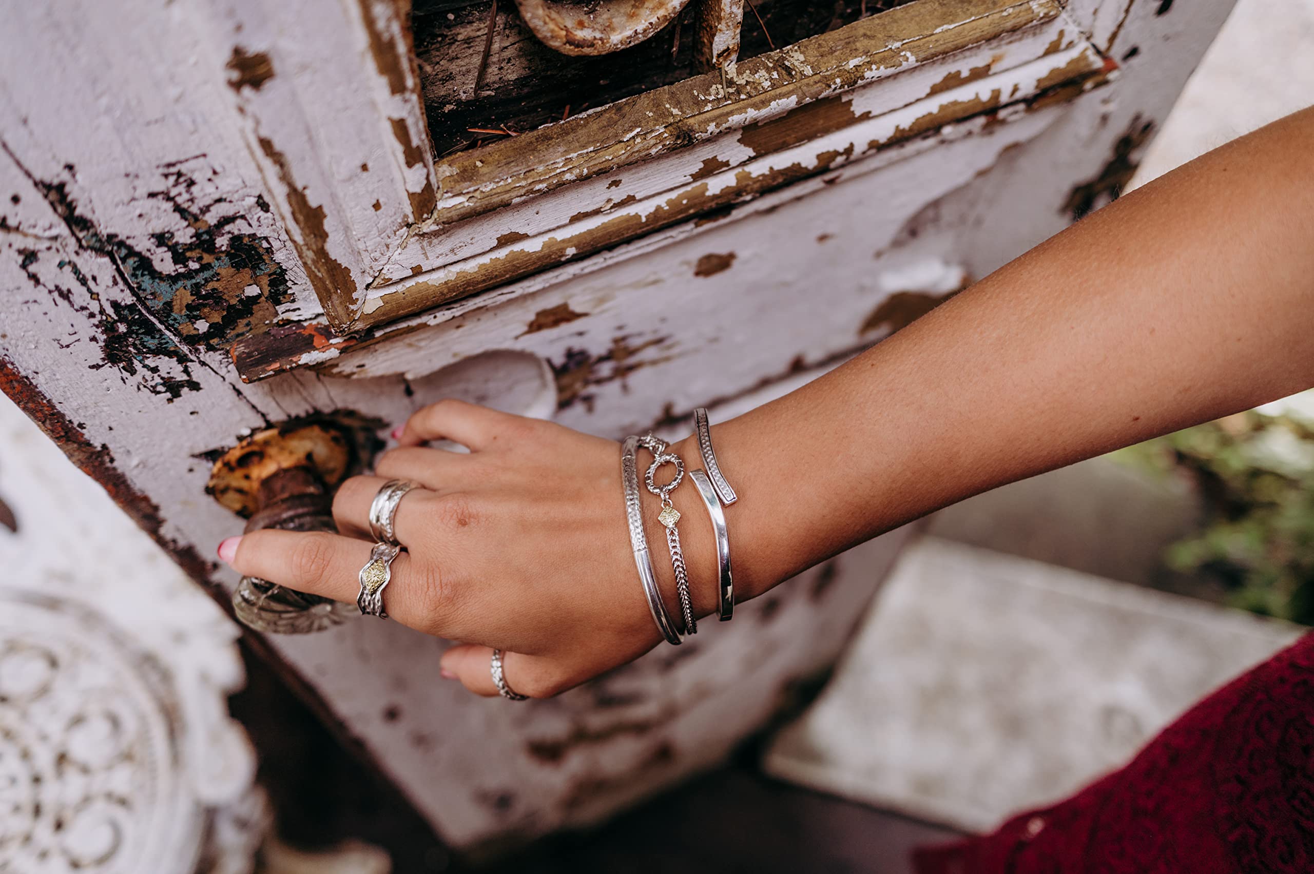 Sarda - .925 Sterling Silver High Polish & Hammered Oval Kickback Bracelet - Handmade by Bali Artisans - Size 7-1/4"