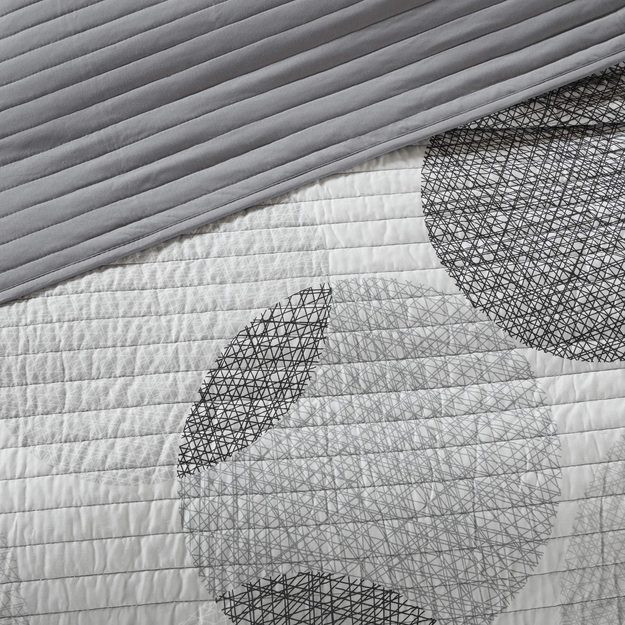 Madison Park Essentials Cozy Bed in A Bag Reversible Quit with Complete Cotton Sheet Set - Geometric Design, All Season Cover, Decorative Pillow, Knowles, Circular Grey King(104"x92") 8 Piece