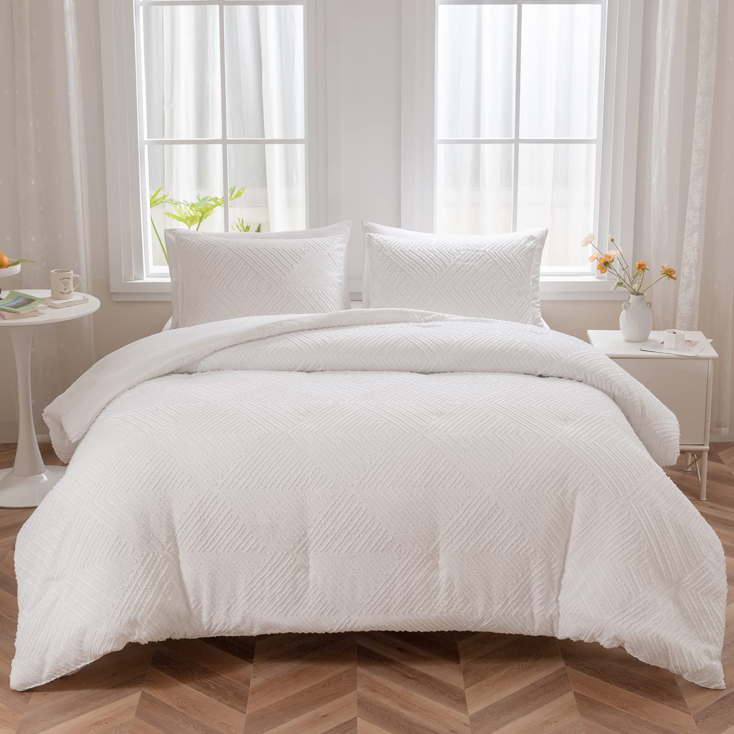 LAVACHEY Queen Comforter Set, White Boho Bedding Comforter Sets Extra Fluffy, Tufted Design Bed Comforter 3 Pieces (1 Comforter, 2 Pillowcases)