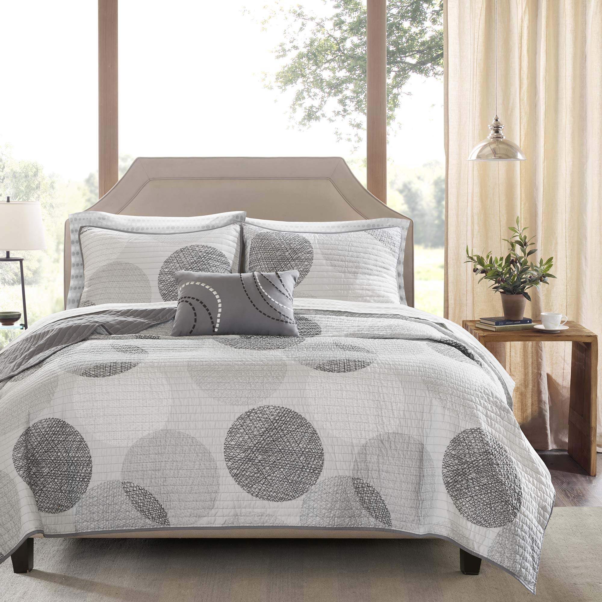 Madison Park Essentials Cozy Bed in A Bag Reversible Quit with Complete Cotton Sheet Set - Geometric Design, All Season Cover, Decorative Pillow, Knowles, Circular Grey King(104"x92") 8 Piece