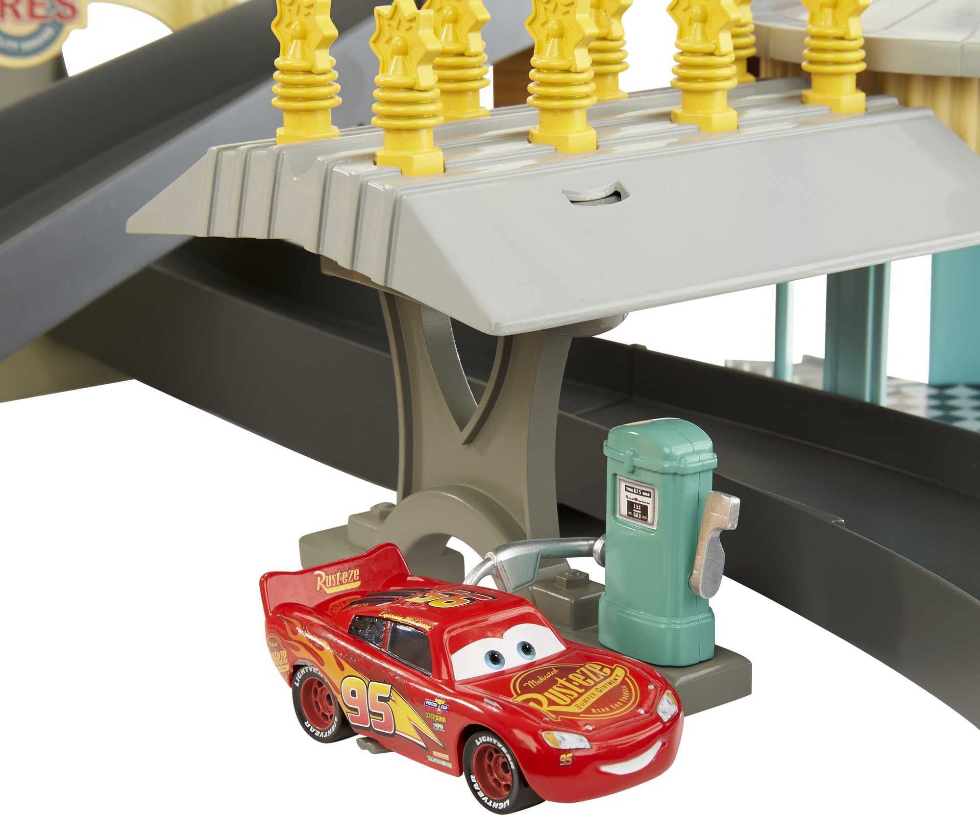 Mattel Disney Pixar Cars Track Set with Lightning McQueen Toy Car, Race Around Radiator Springs Playset with Speed Booster