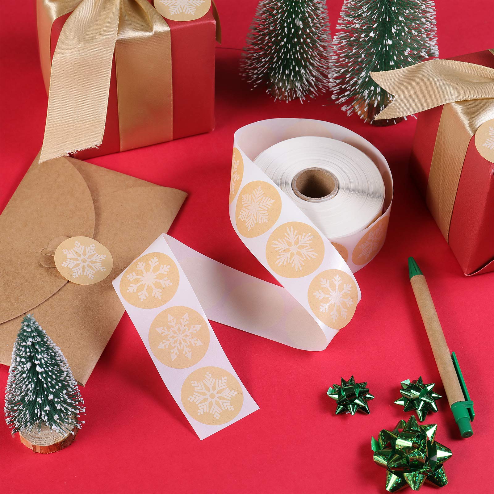 Outus 1000 Pieces Multiple Snowflakes Christmas Stickers Natural Kraft White Snowflake Stickers Seal Snowflake Label for Bags Envelopes Bubble Mailers, 5 Designs