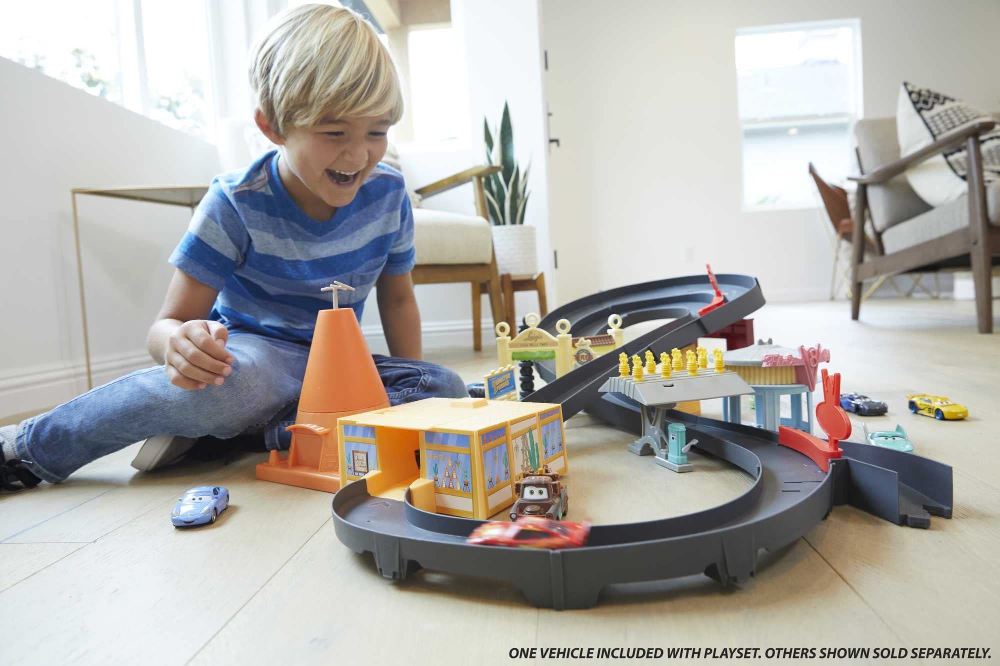 Mattel Disney Pixar Cars Track Set with Lightning McQueen Toy Car, Race Around Radiator Springs Playset with Speed Booster