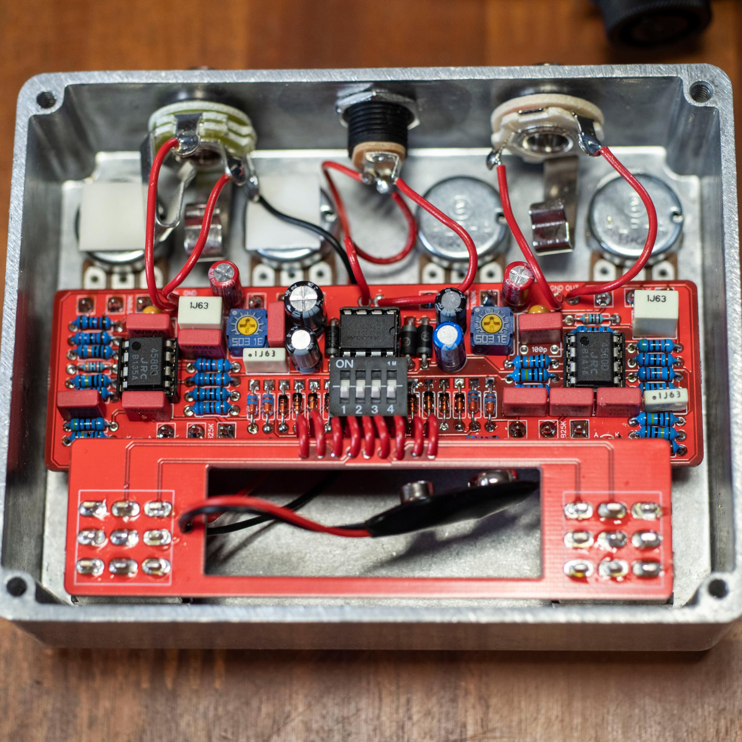 StewMac Two Kings Boost Pedal Kit With White Enclosure, 9 Volt Battery, and DC Powered, Based on the King Of Tone