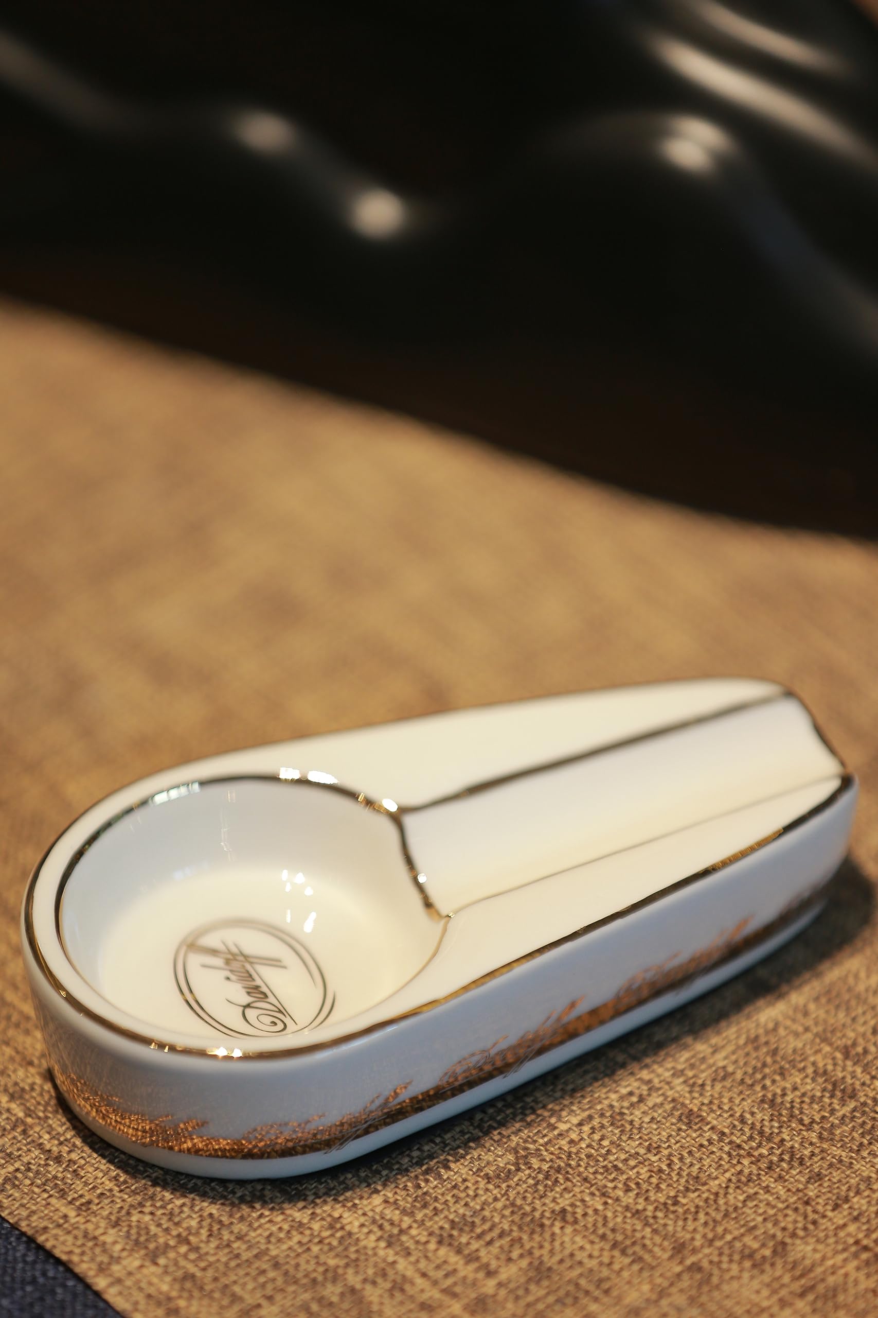 Modern Luxury Style White Ceramic Ashtray, Premium Ahtray with Single Cigarette Holder,Cigar Accessories,Desktop Decor Ashtray for Indoor and Outdoor Courtyard Home Office Smoking Ashtray.