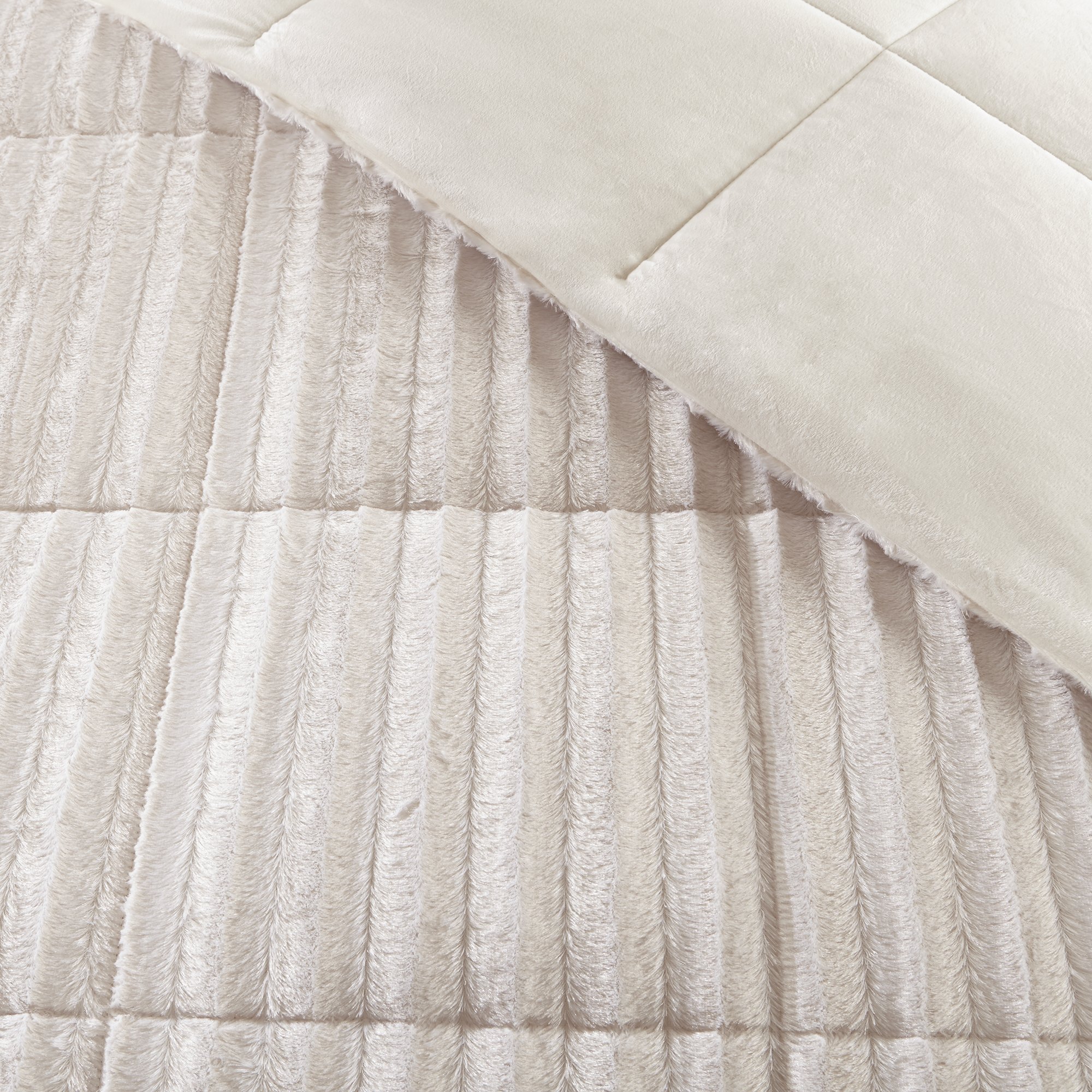 Madison Park Duke Luxe Faux Fur Reversible Comforter Set, Soft Plush Reverse, Modern Down Alternative Filling Cozy Bedding, Box Quilted Warm Cover, Matching Shams, Full/Queen, Champagne 3 Piece