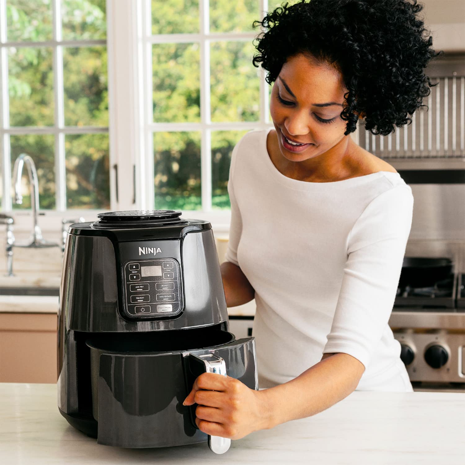 Ninja Fryer, 1550-Watt Programmable Base for Air Frying, Roasting, Reheating & Dehydrating with 4-Quart Ceramic Coated Basket (AF101), Black/Gray (Renewed)