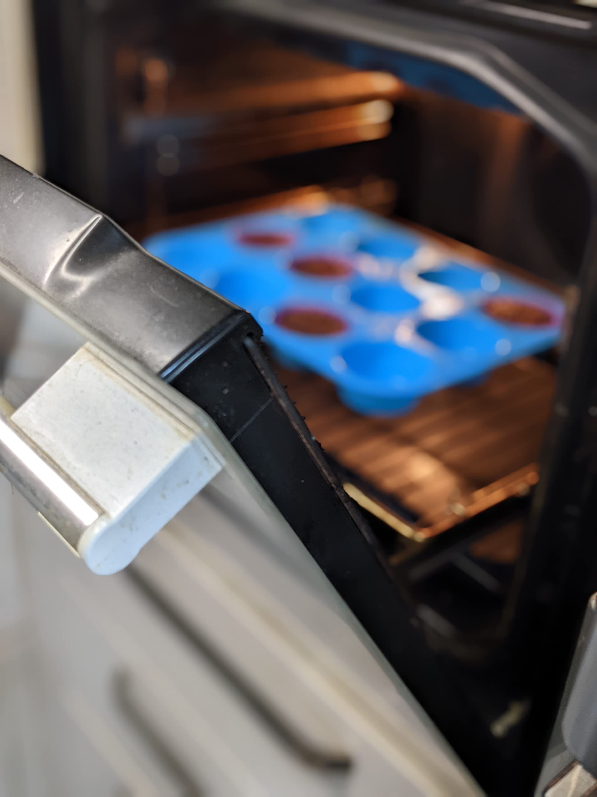 SAMZAREULO Silicone Muffin Pan - 12 Cups Regular Cupcake Pan