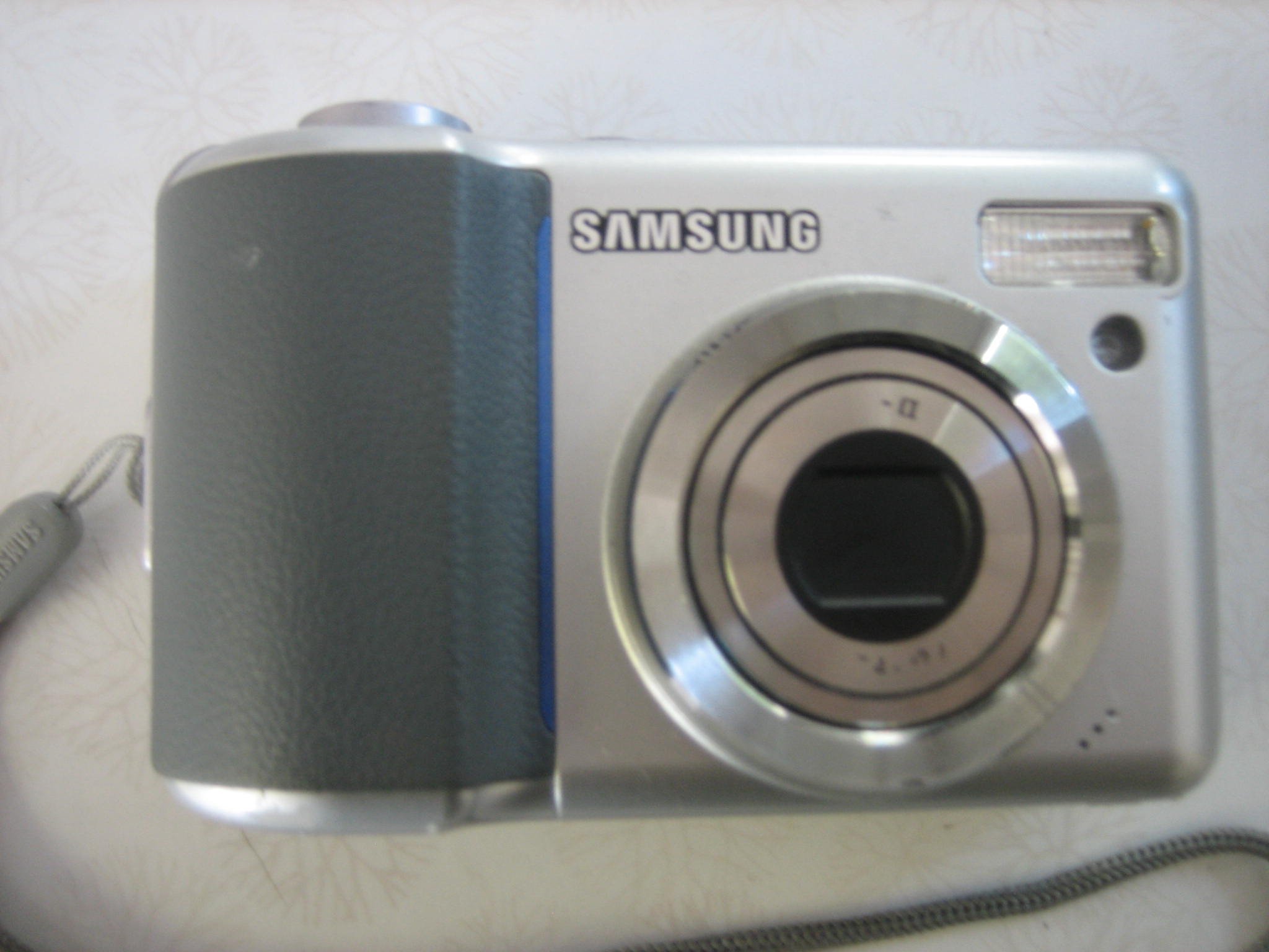 Samsung Digimax S800 8.1 MP Digital Camera with 3x Optical Zoom (Silver)