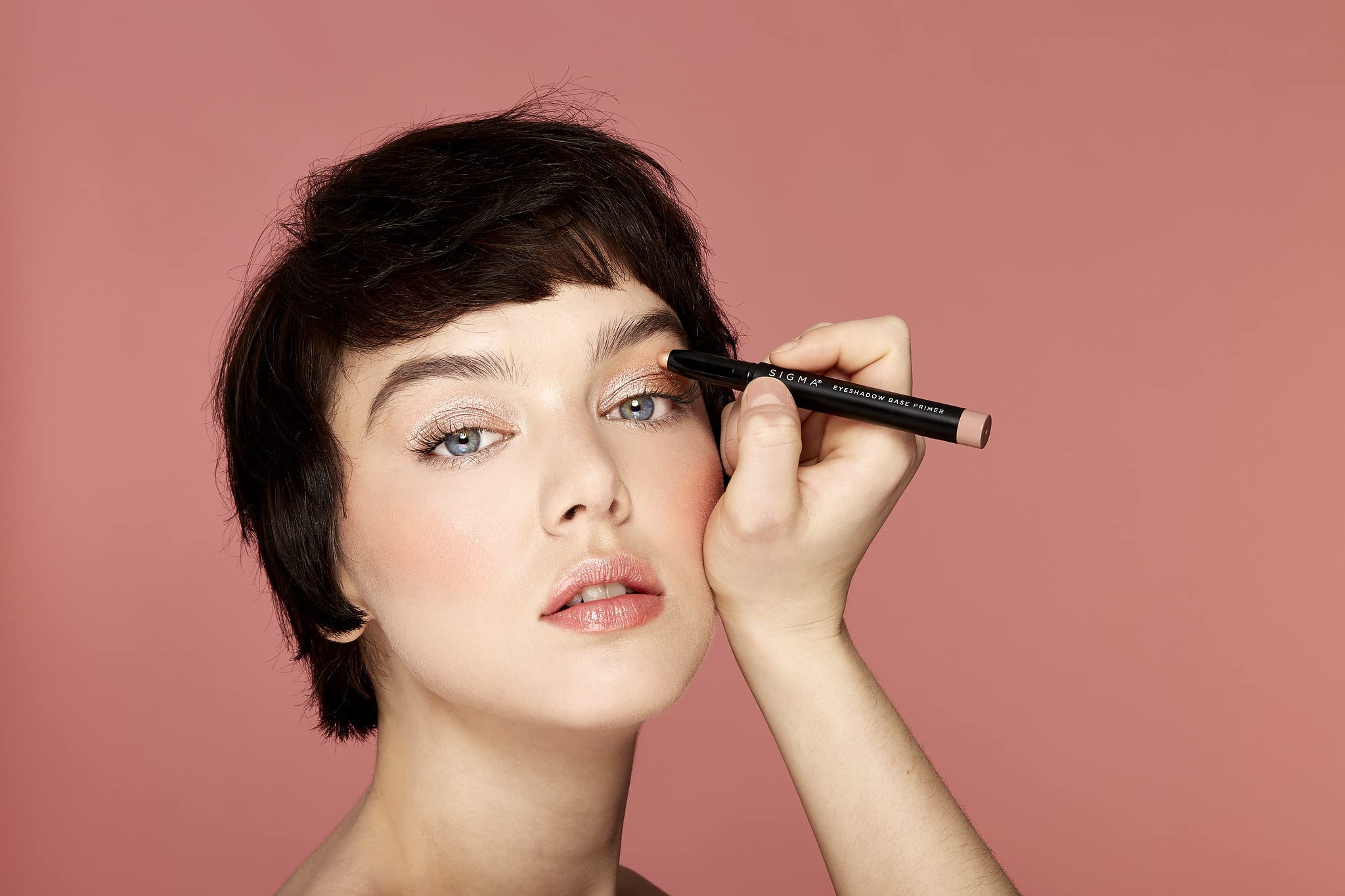 Sigma Beauty Eyeshadow Primer Base – Professional Grade Eye Primer Crayon w/Retractable Tip for Long-Lasting Makeup & All-Day Color Payoff, Prevents Creasing (Bubbly, Pinky Peach Champagne Shimmer)