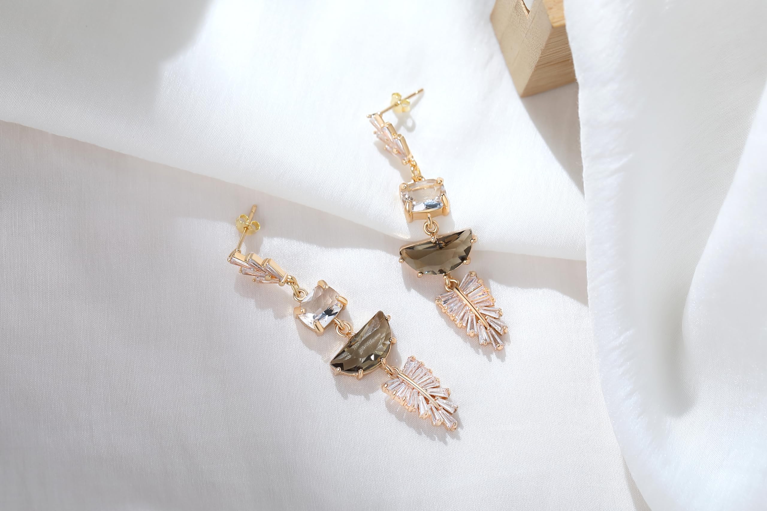 Vintage Flapper Art Deco Bridal Dangle Drop Earrings - Geometric Champagne Gold Chandelier Design, Perfect for 1920s Inspired Wedding,Bridal,Bridesmaid, and Prom