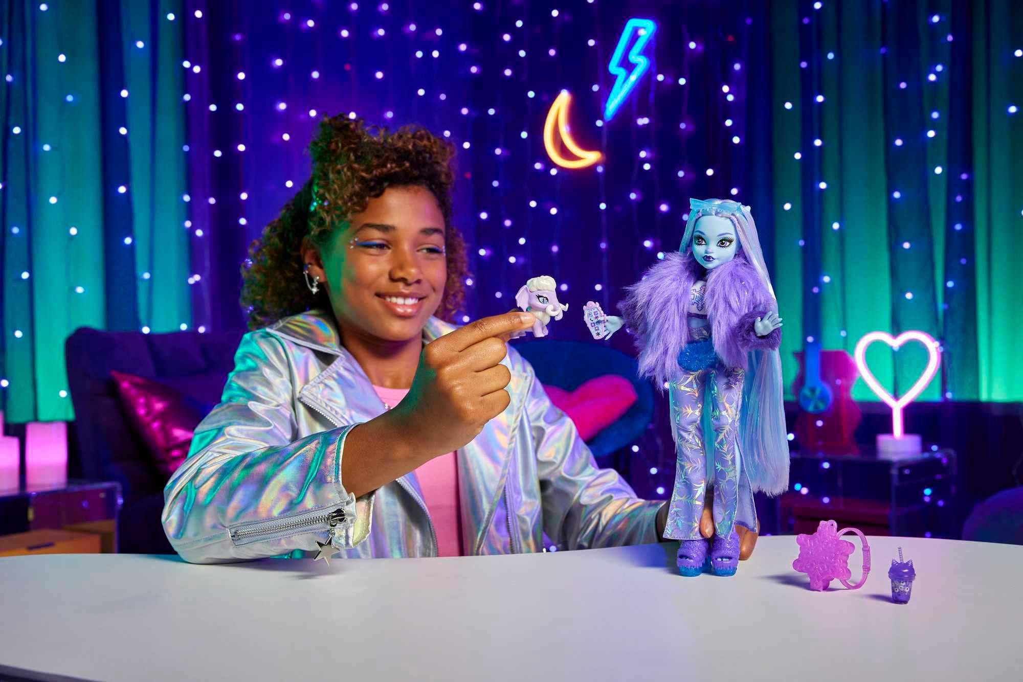Monster High Doll, Abbey Bominable Yeti with Pet Mammoth Tundra & Accessories Including Furry Scarf & Snowflake Backpack