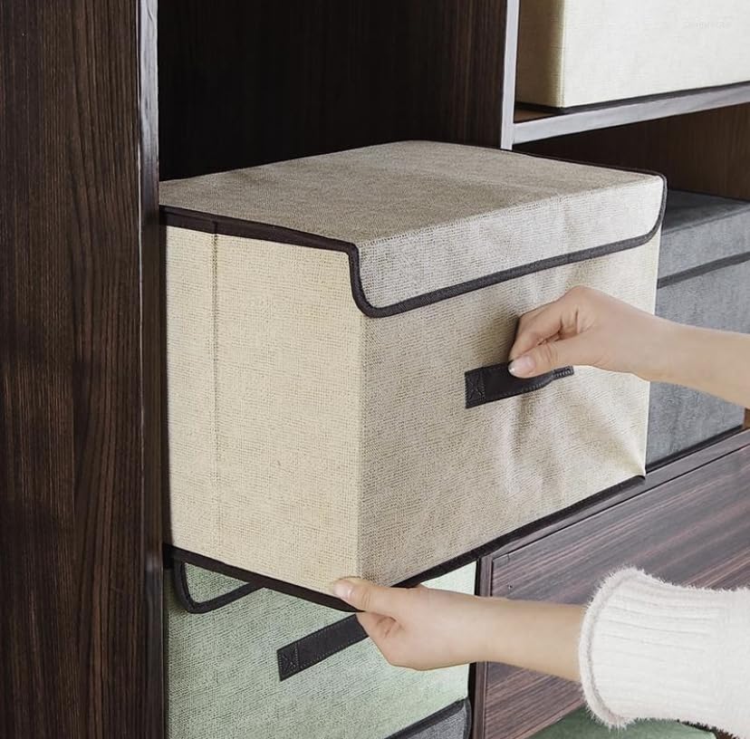 Storage bin Amazing storage bins with lid. (come in a set of 4 large storage bin with lid and 2 small storage bins) This storage bins have lids and handles for easy use.