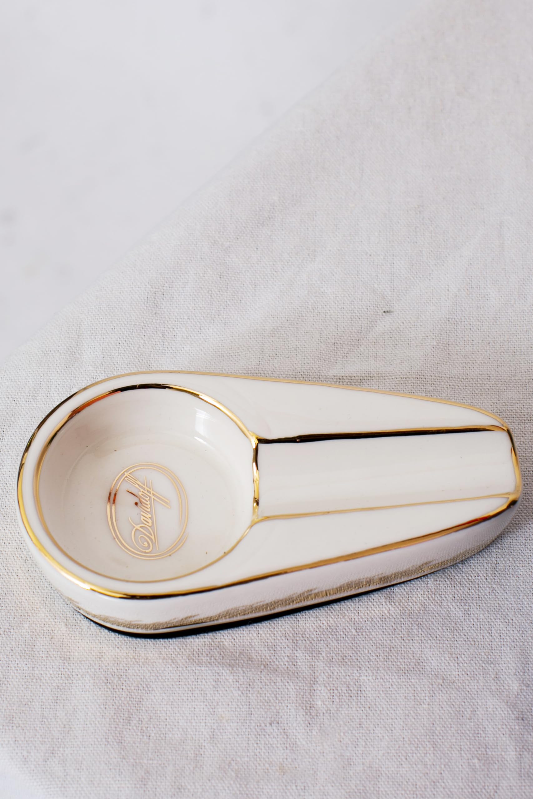 Modern Luxury Style White Ceramic Ashtray, Premium Ahtray with Single Cigarette Holder,Cigar Accessories,Desktop Decor Ashtray for Indoor and Outdoor Courtyard Home Office Smoking Ashtray.
