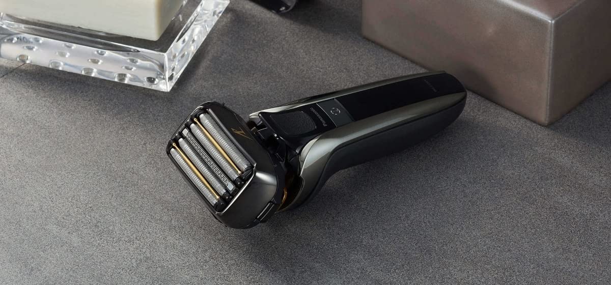 Panasonic Premium Razor ES-LV6Q with 5 Scissors Elements Wet & Dry Razor with Flexible 3D Shaving Head & Fold-Out Beard Trimmer