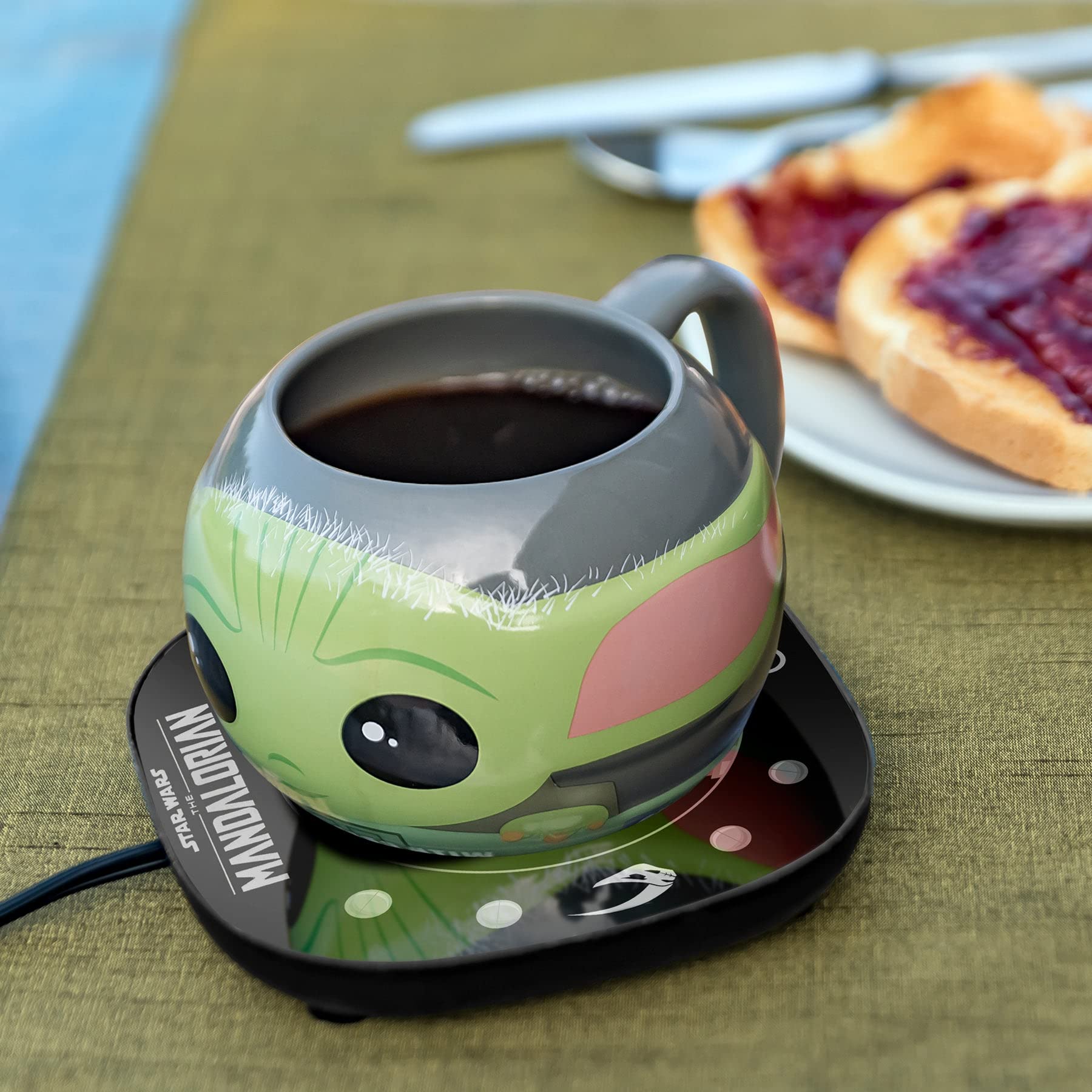 Uncanny Brands Star Wars Mug Warmer with Baby Yoda Molded Mug β Keeps Your Favorite Beverage Warm - Auto Shut On/Off