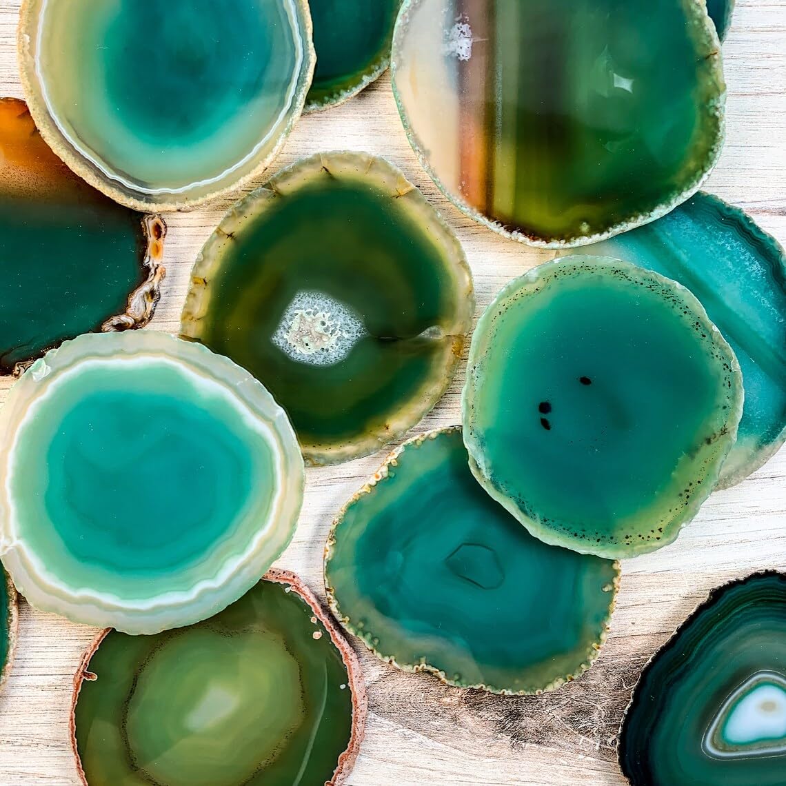 Natural Stone Coasters for Drinks Agate Geode Reiki Healing Crystal Slices Drinkware Bar Cup Coasters For Coffee Table Home Decor Housewarming Gift (1 Piece)