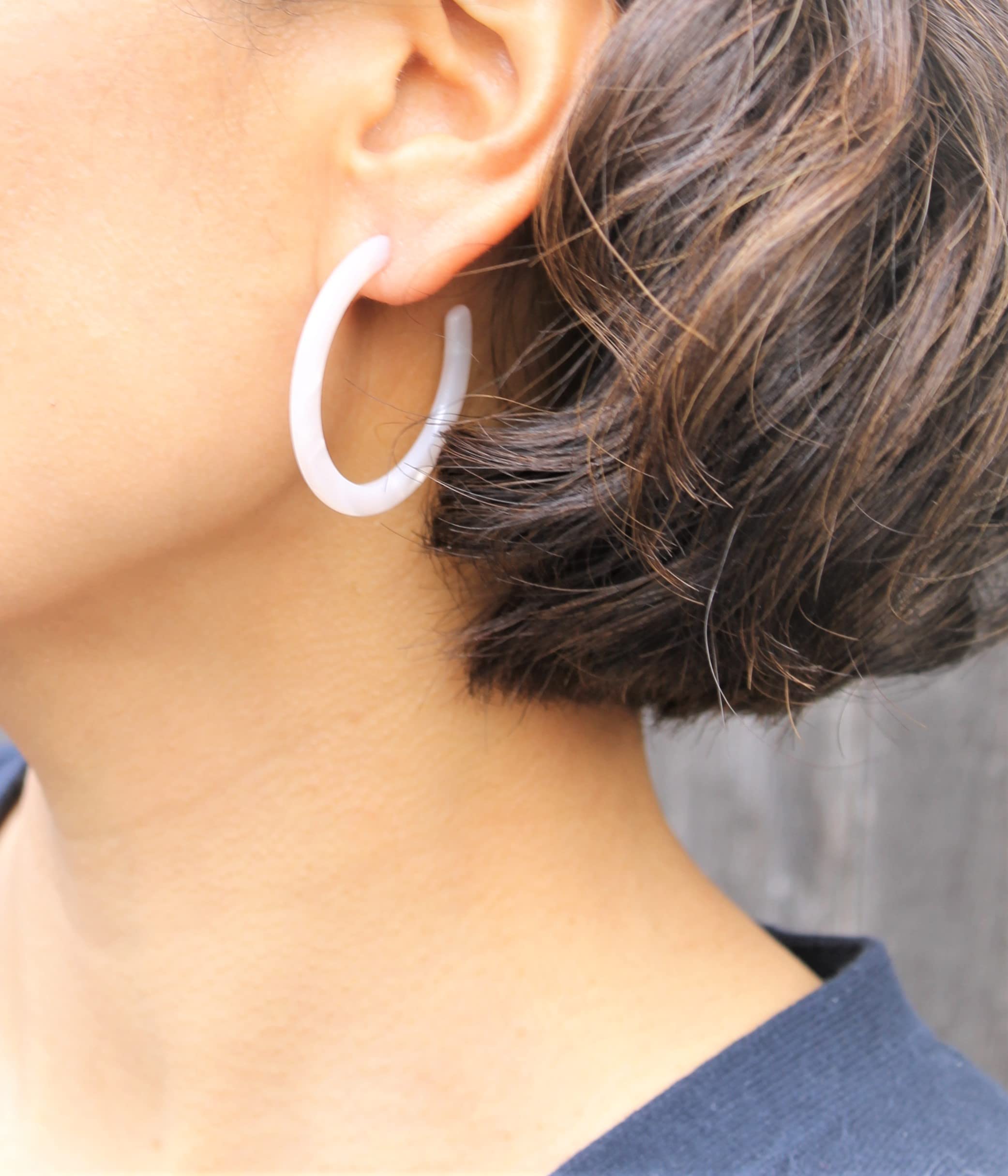 POMINA Lightweight Marble Acrylic Resin Hoop Earrings Basic Fashion White Hoop Earrings for Women (White)