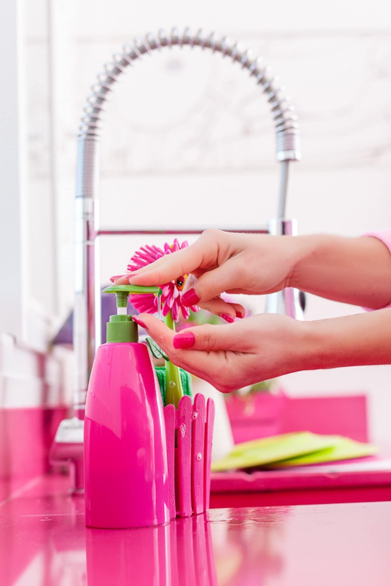 Vigar Flower Power Pink Sink Caddy Set with Soap Dispenser, 10-1/2-Inches, Pink, Green