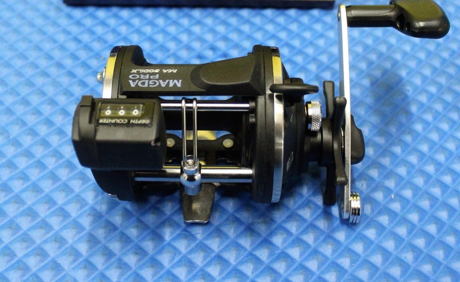 Okuma Magda Pro Line Counter Levelwind Trolling Reel, Small, Stainless Steel, Black/Silver, MA-20DLX