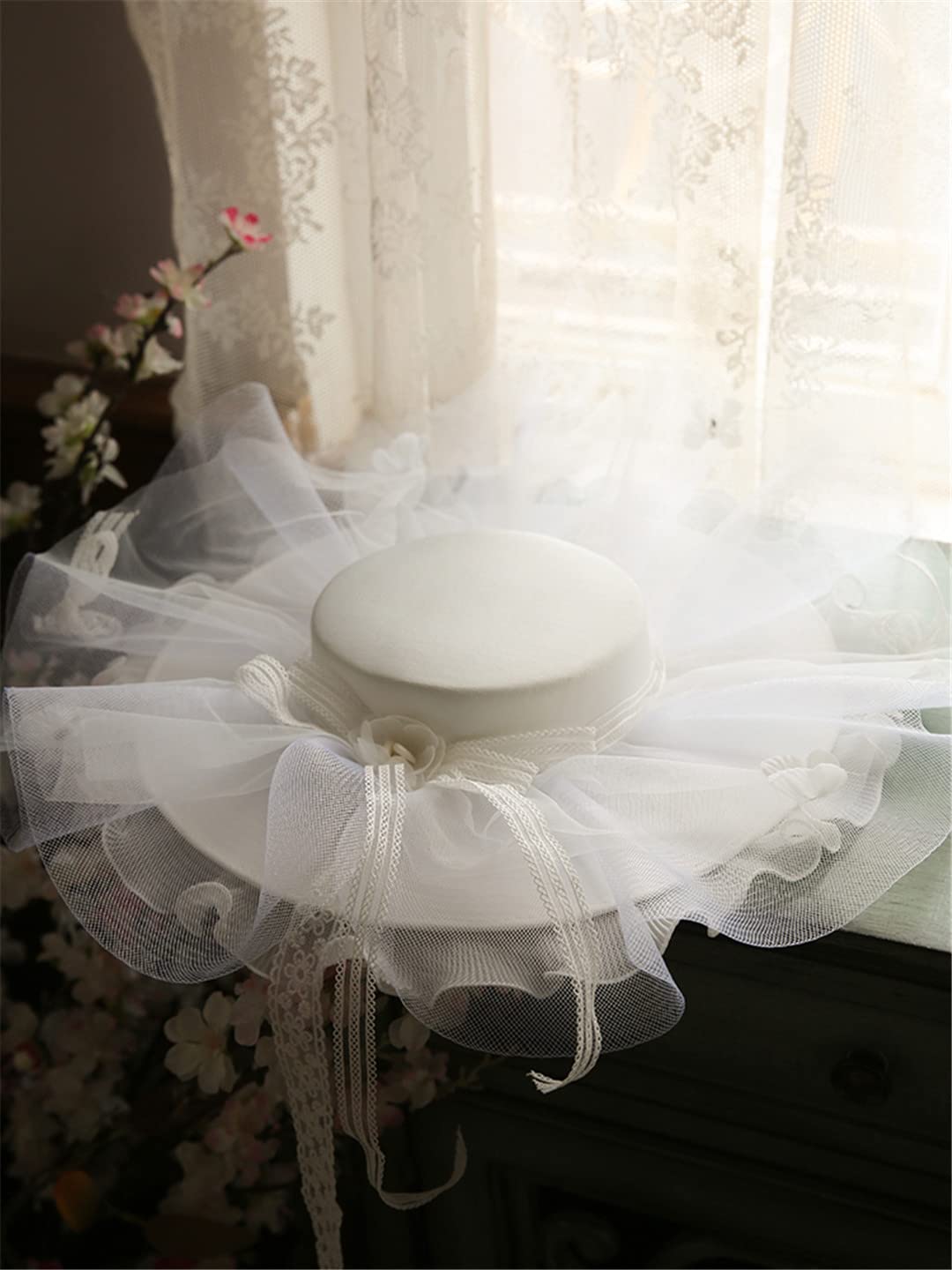 White Multilayer Gauze Wedding Hat Large Satin Bridal Hat Vintage Ribbon Charming Tiara Cocktail Church Hat Tiara White 45cm