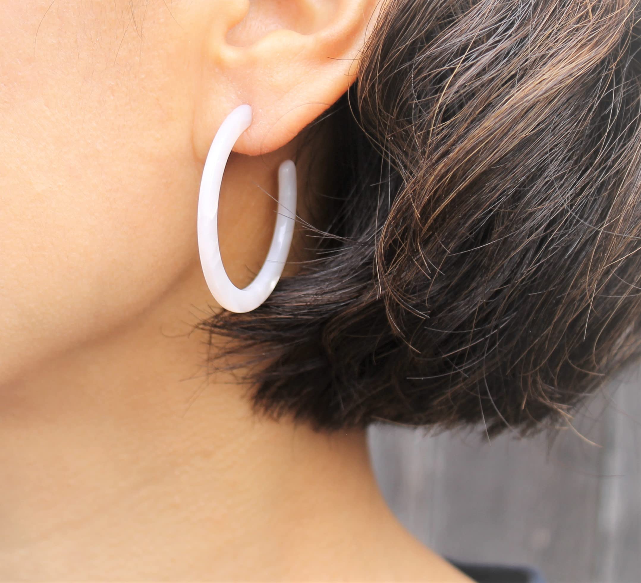 POMINA Lightweight Marble Acrylic Resin Hoop Earrings Basic Fashion White Hoop Earrings for Women (White)