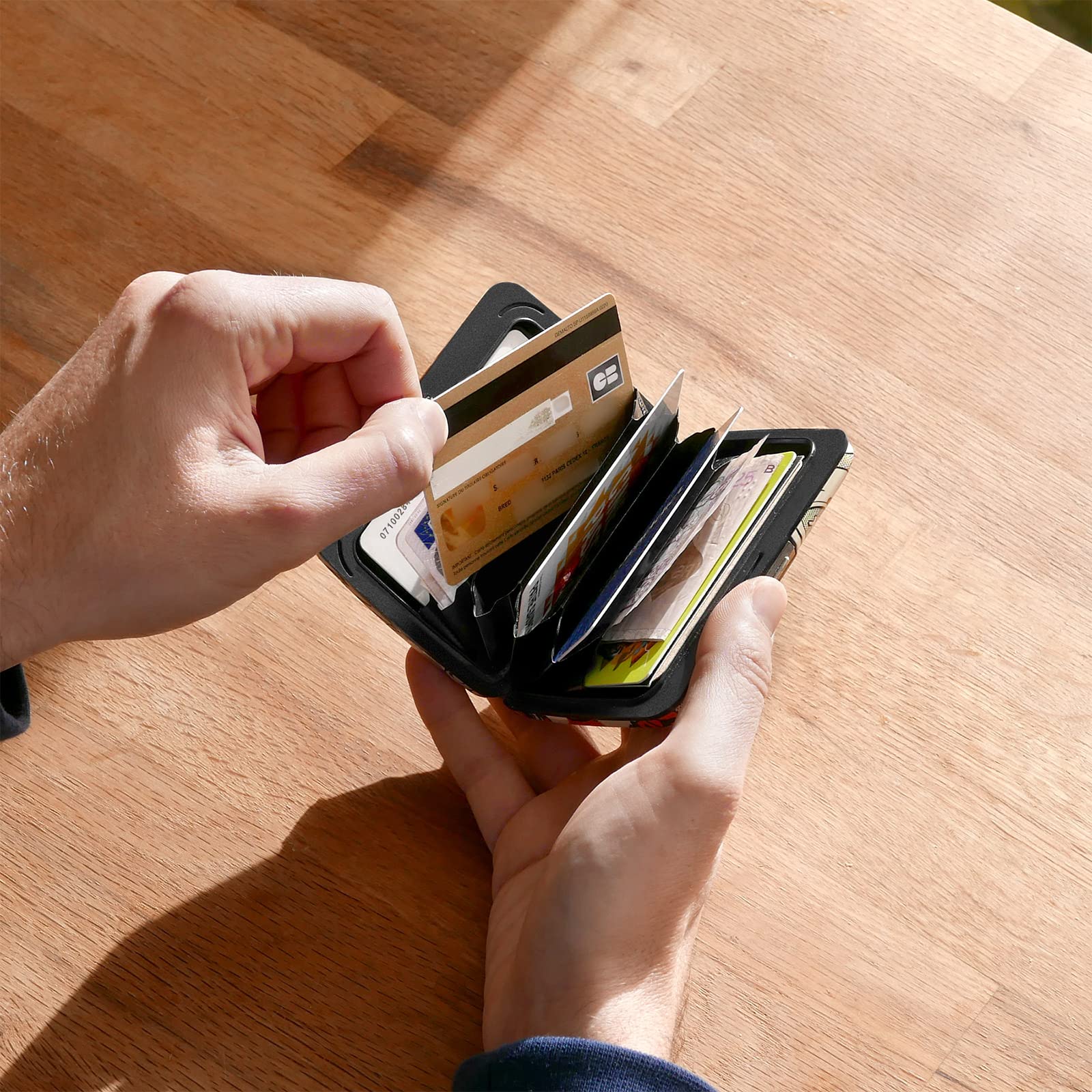 ÖGON -DESIGNS- OGON Aluminum wallet smart case V2 - Easy storage - Metal lock - Strong RFID blocking card holder - Up to 10 cards and banknotes (Aluminum Rose Gold)